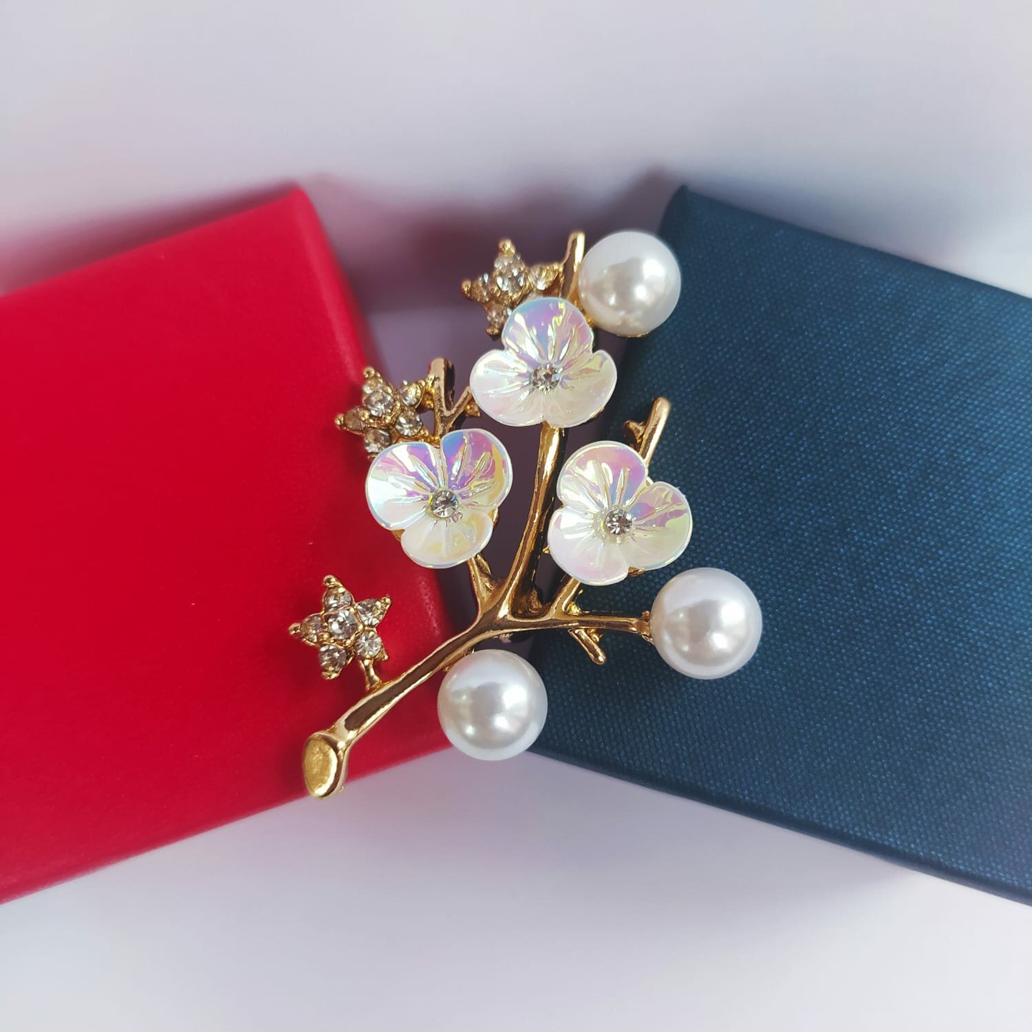 Брошь, пластик, стразы, эмаль