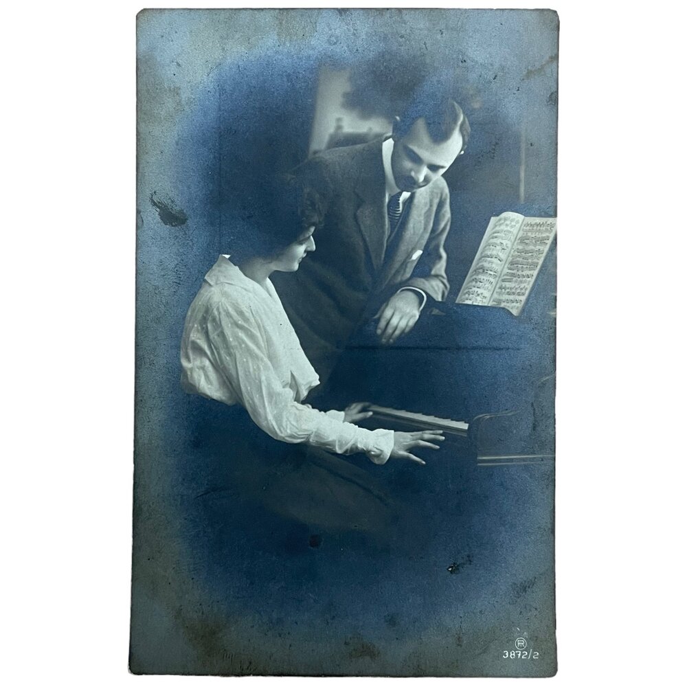 Почтовая открытка "Пианистка" 1900-1917 гг. Европа