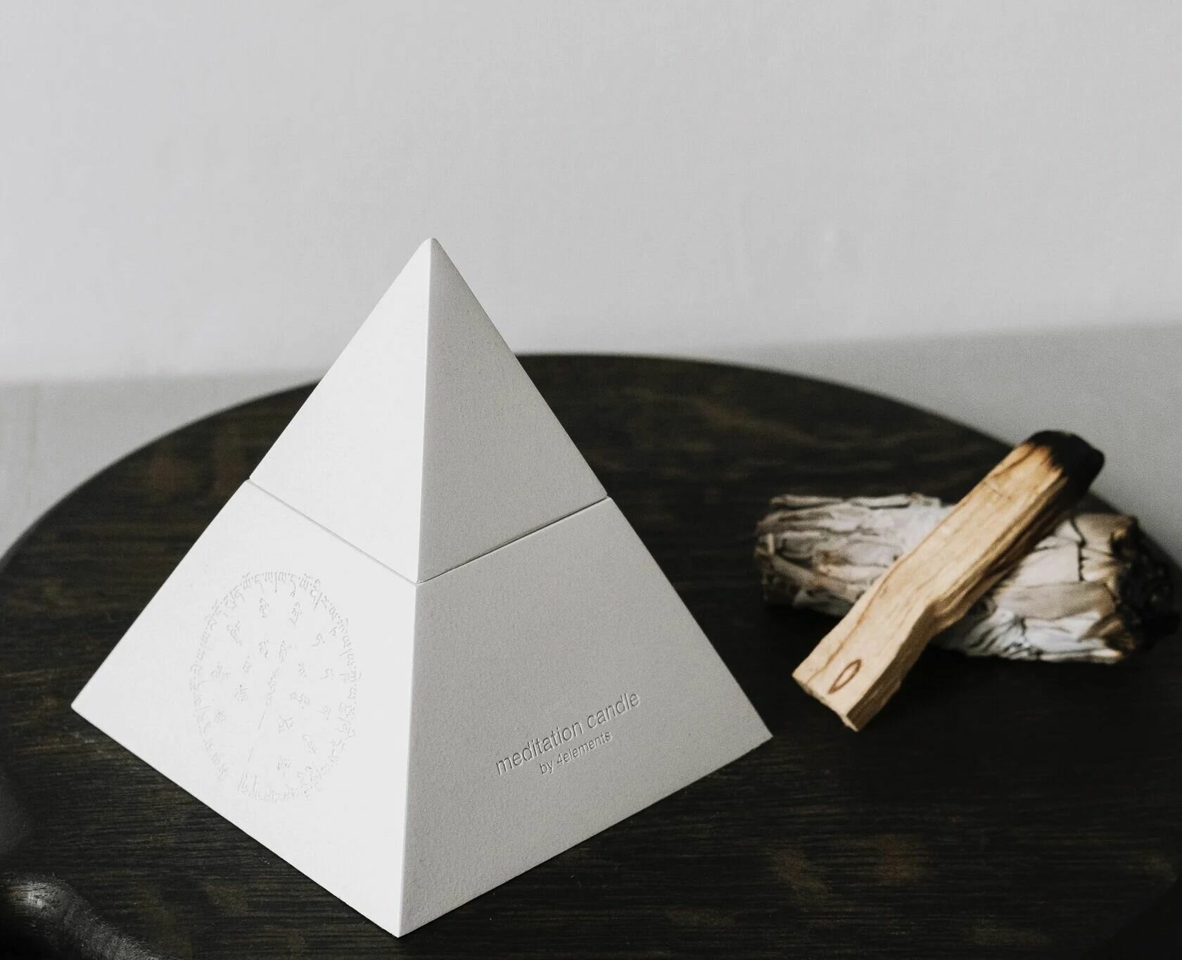 Свеча для медитаций и практик в бетонной форме в виде Пирамиды Meditation candle (Белого цвета)