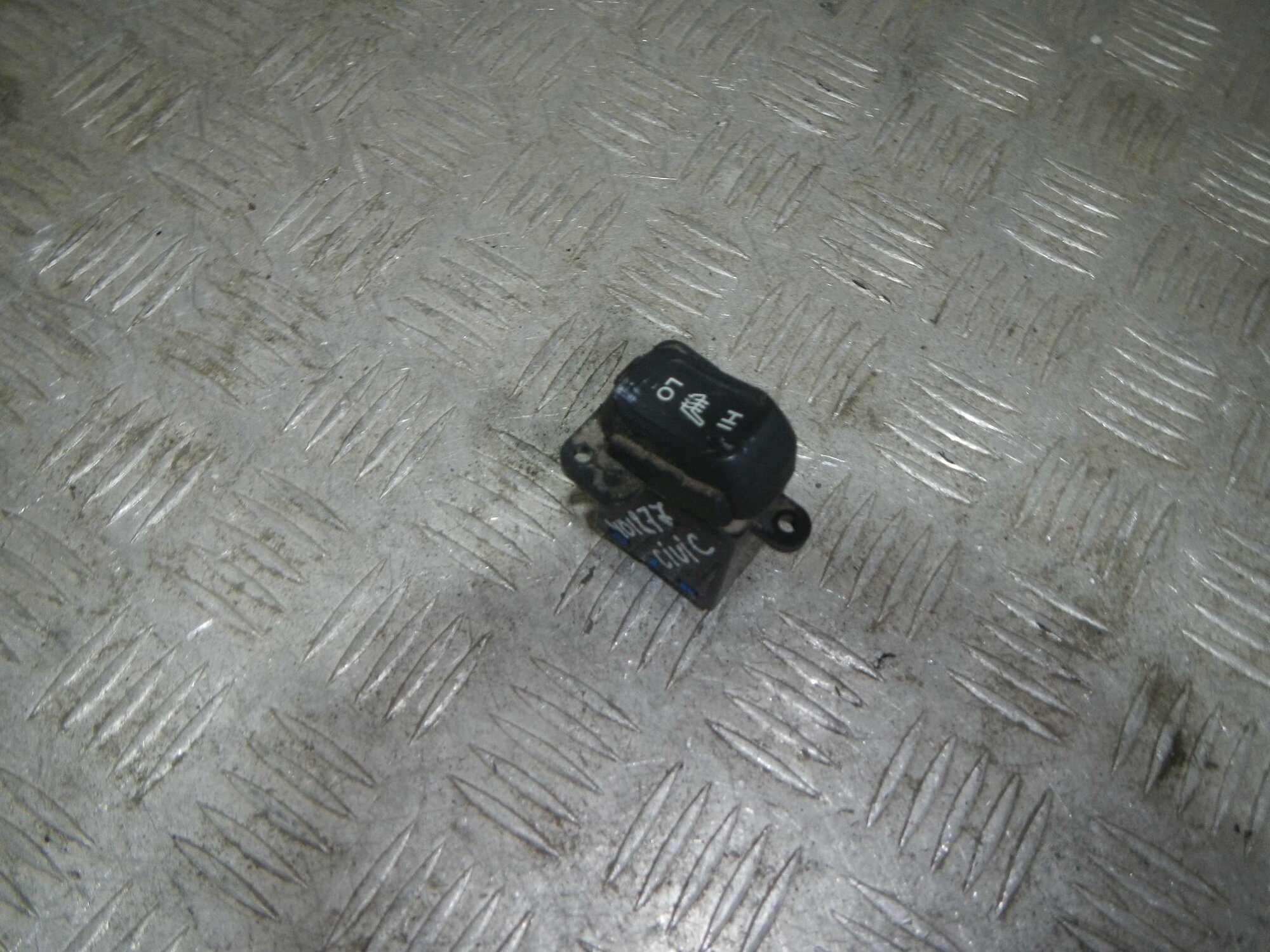 Б/У Кнопка обогрева сидений, Honda (Хонда)-CIVIC 5D (06-12) HONDA CIVIC 5D (06-12) Потертости. 401877 HONDA арт. M32039