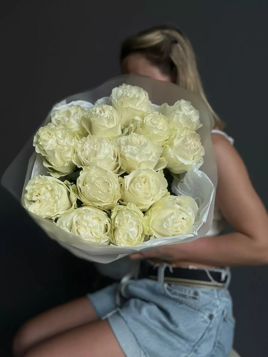 Монобукет белых роз 15шт в дизайнерской упаковке, 50см высота