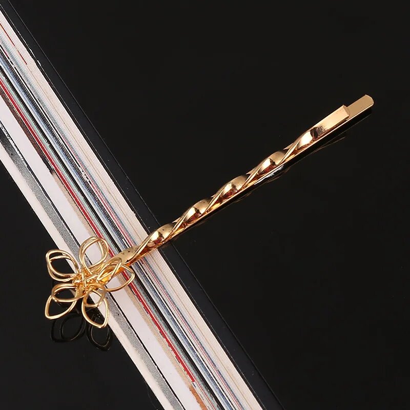 Золотая заколка для волос с цветком