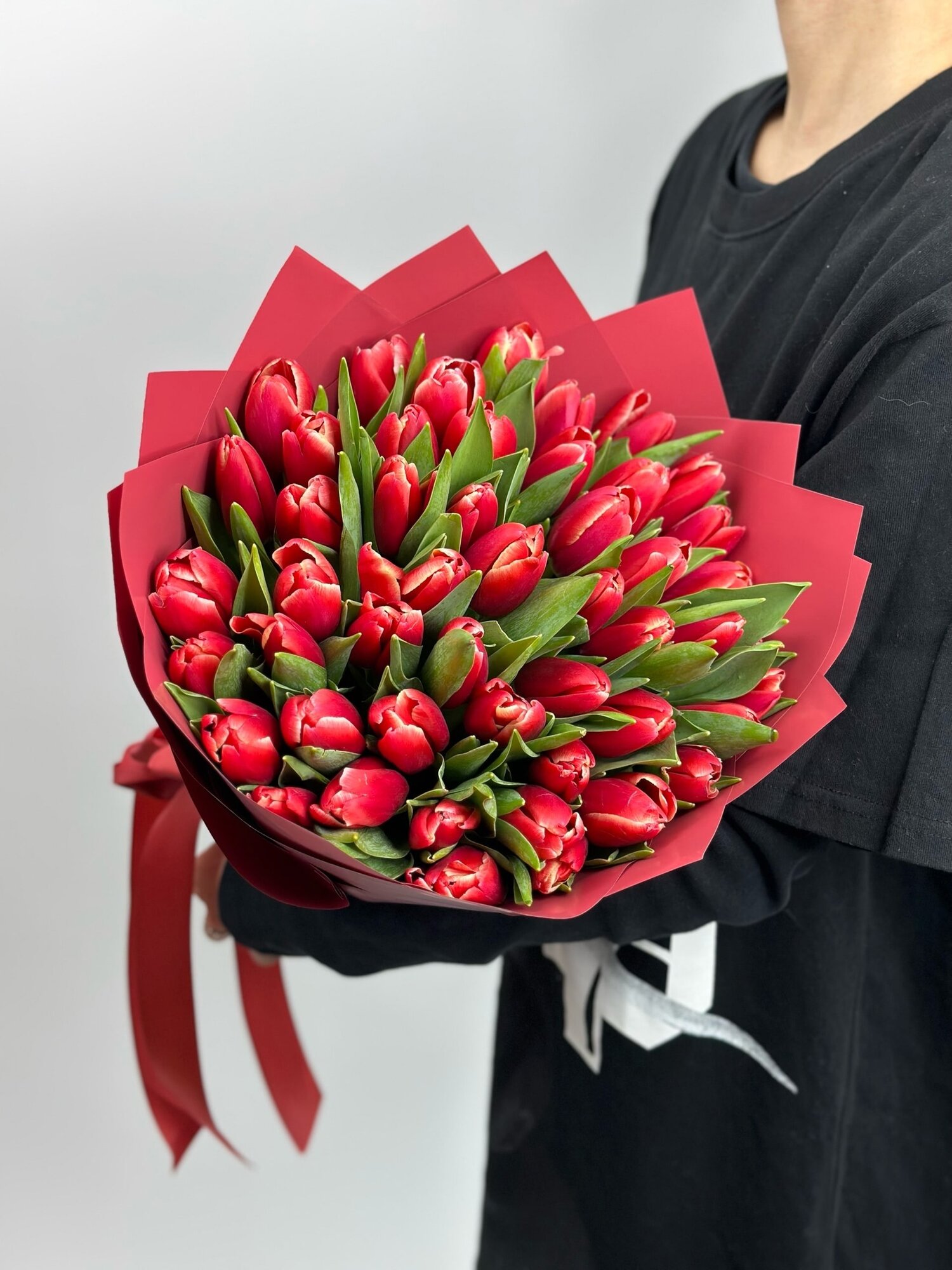Букет из ярких красных пионовидных тюльпанов "Kung Fu" от FlowersGo