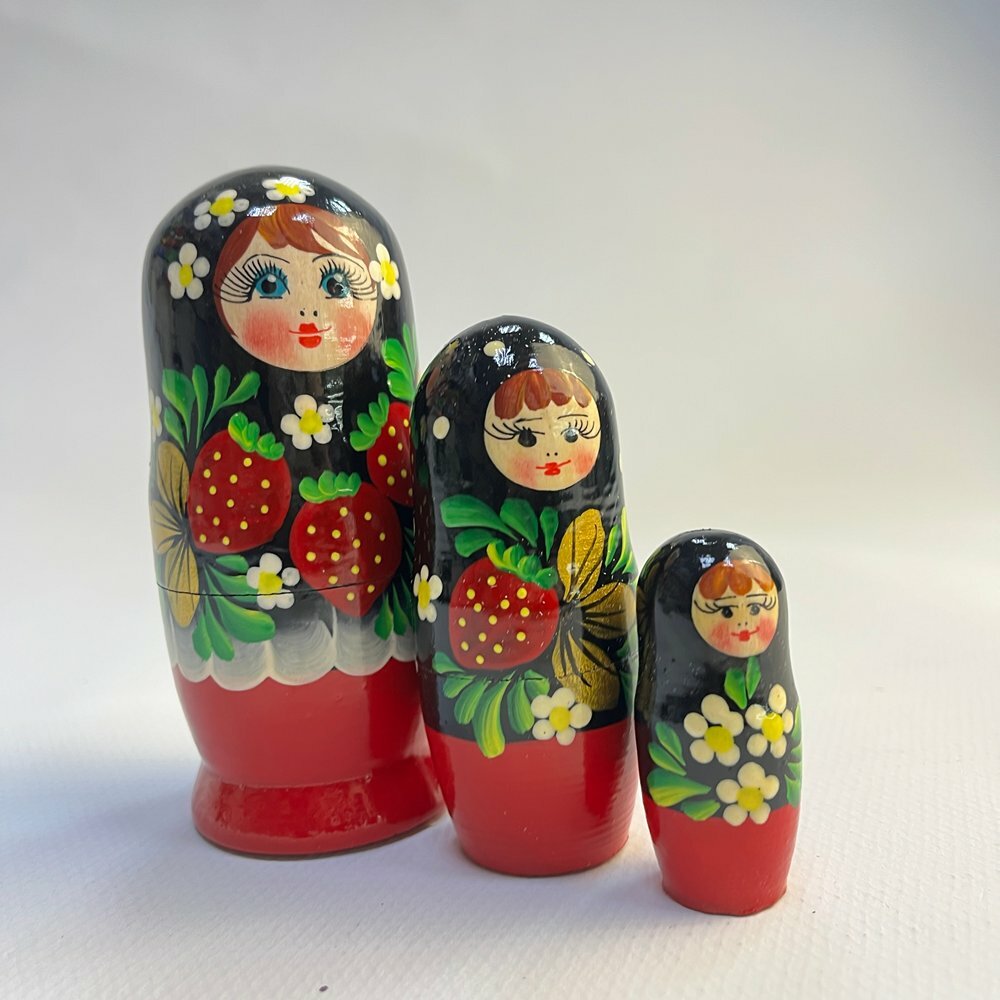 Матрёшка «Земляничка», чёрный платок, 3 кукольная