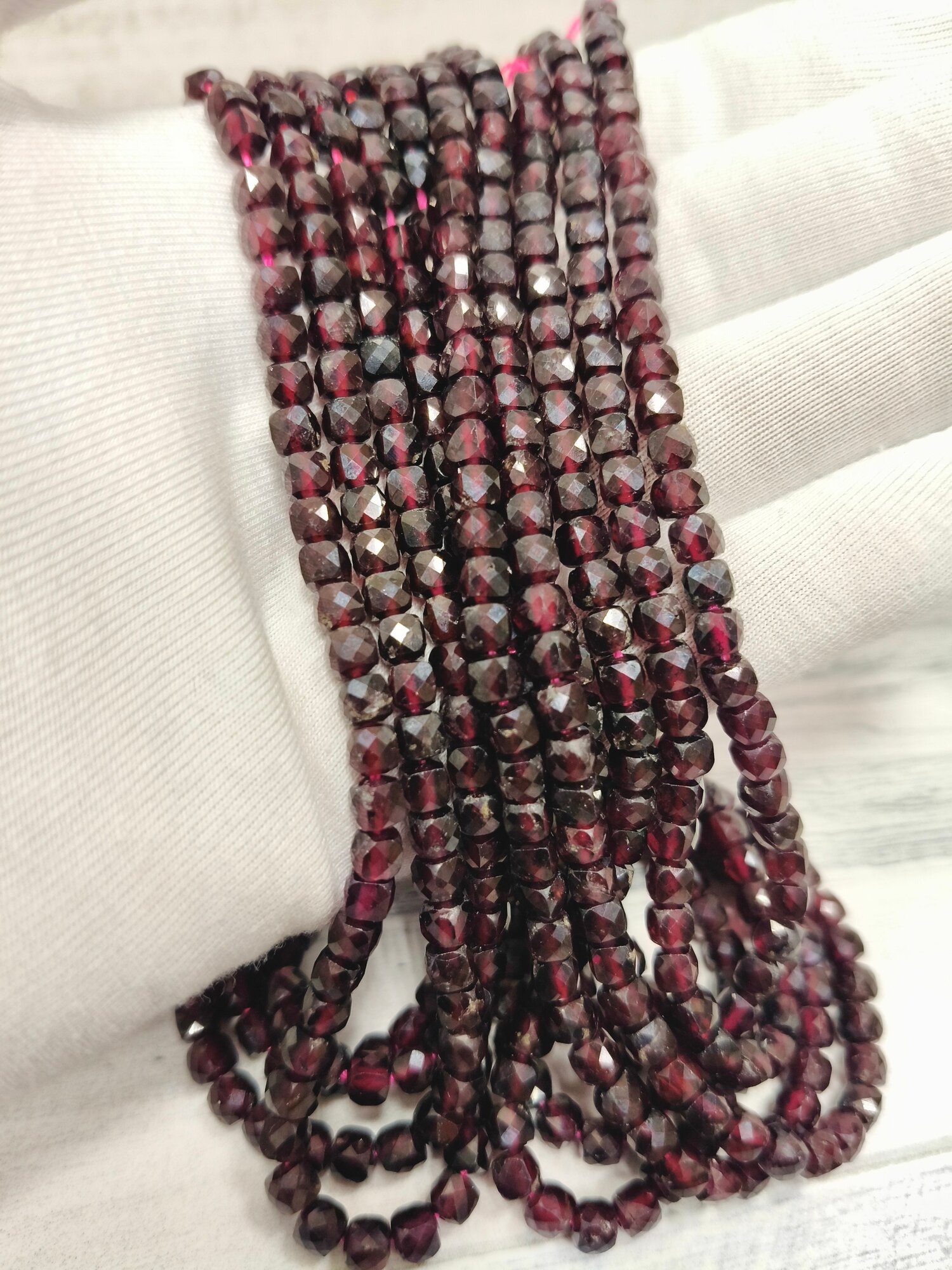 Бусины Гранат родолит А кубик граненый 4,0 - 4,5 мм (нить 19 см), Suntrim