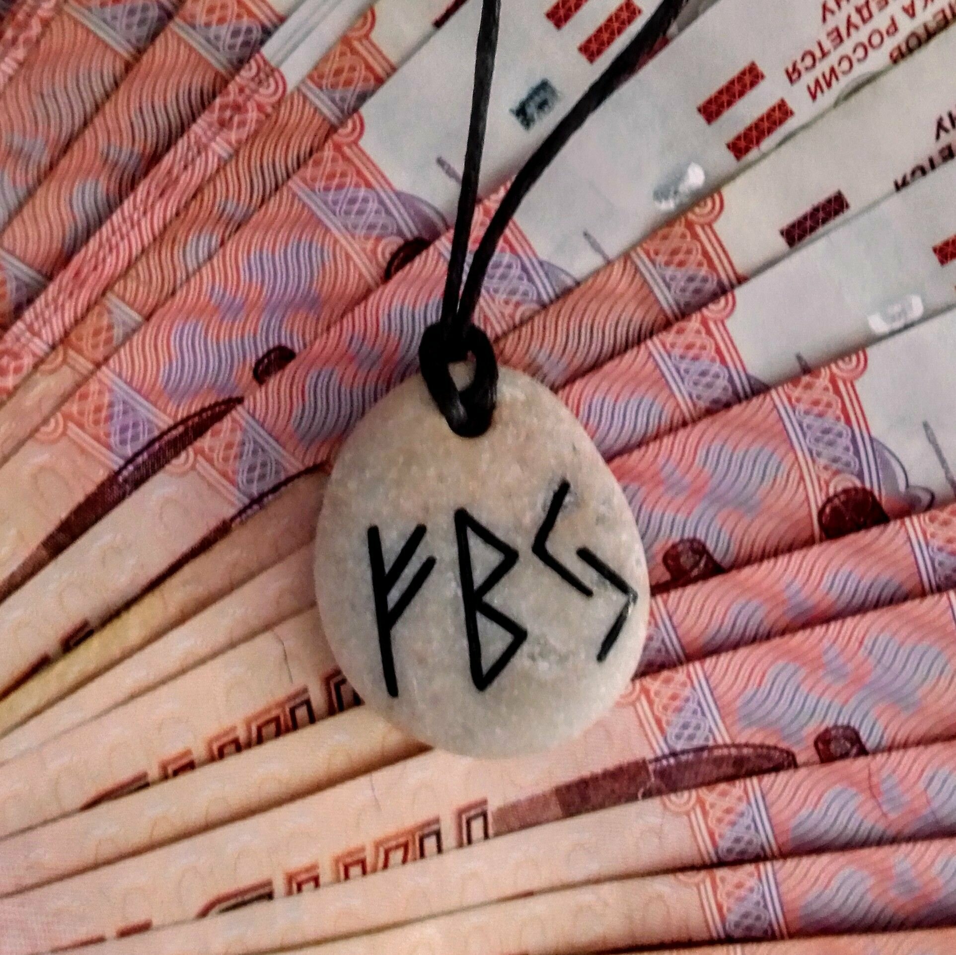 Талисман бизнеследи "Успешные продажи". Женский оберег из камня. Гравировка рун.