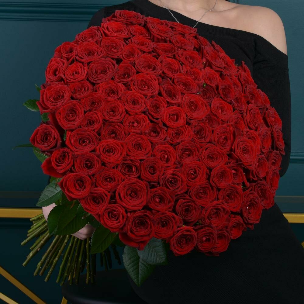 Букет из красных роз Рэд Наоми на 8 марта, высота 60 см, 35 штук