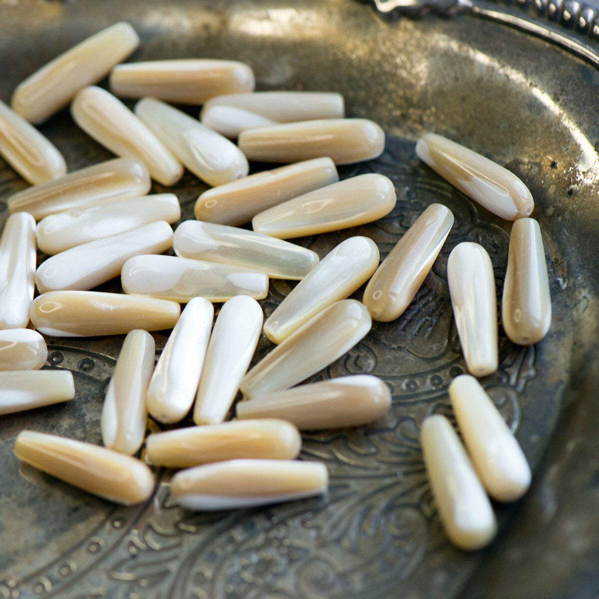 Бусины капля из натурального Морского Перламутра 6 шт, размер 20x6 мм, цвет бежевый перламутр