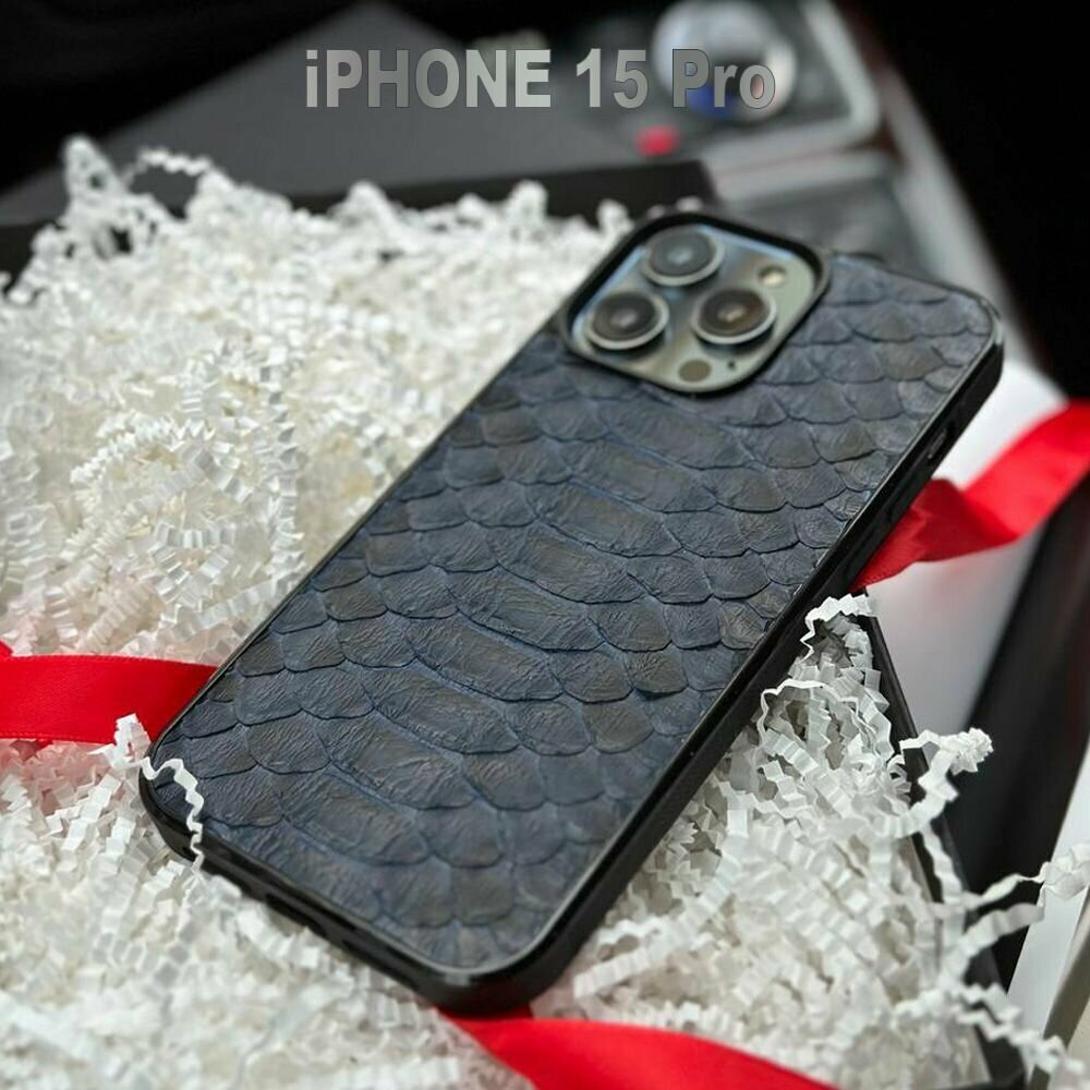 Премиум чехол на iPhone 15 Pro из натуральной кожи питона синего оттенка.