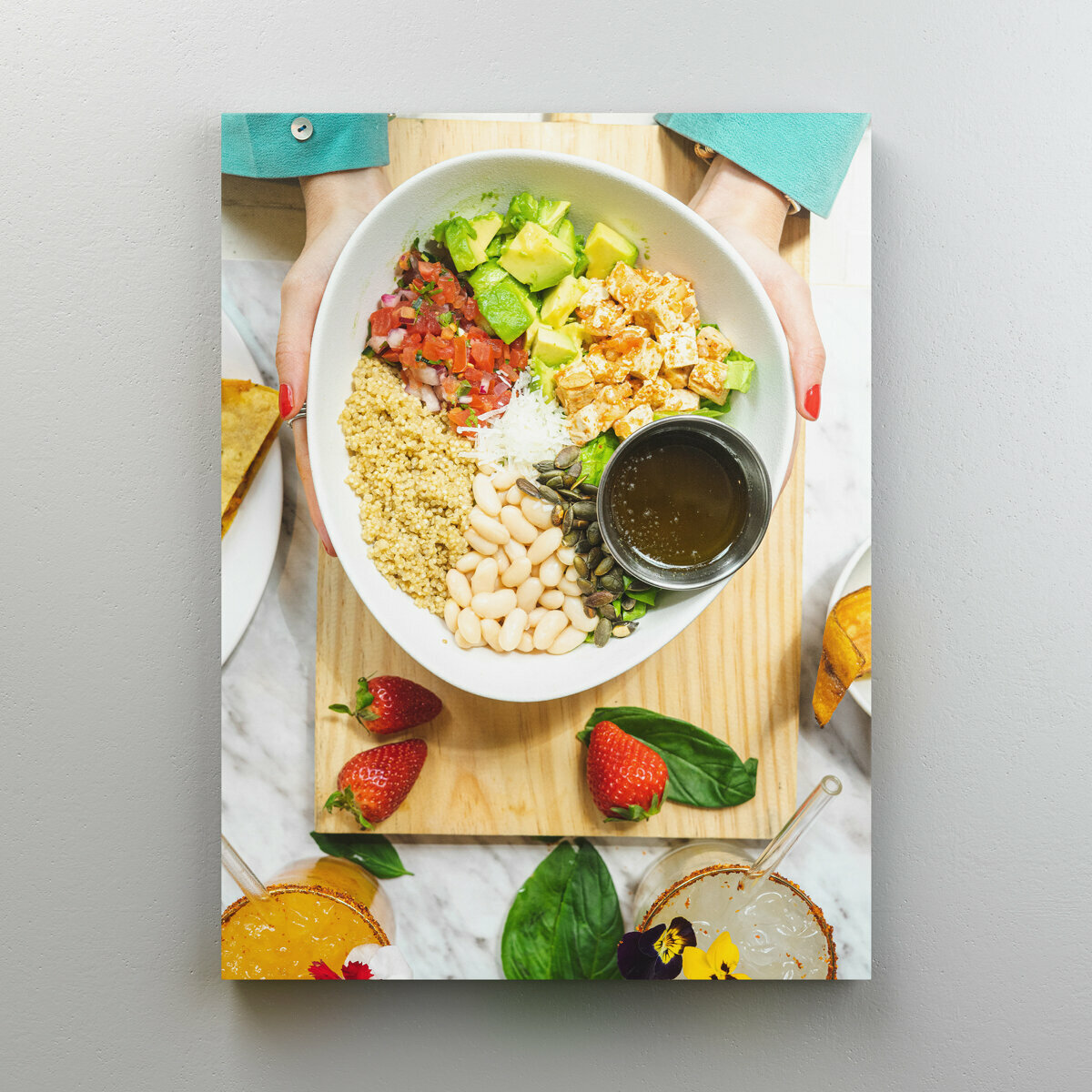 Интерьерная картина на холсте "Боул с авокадо" для кухни, кафе и ресторанов, размер 22x30 см