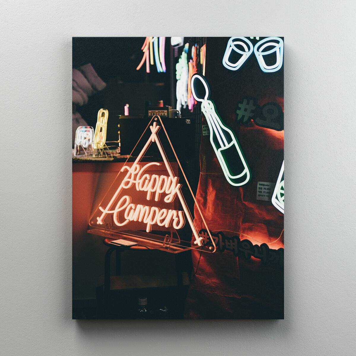 Интерьерная картина на холсте "Неоновая вывеска - счастливые отдыхающие" размер 45x60 см