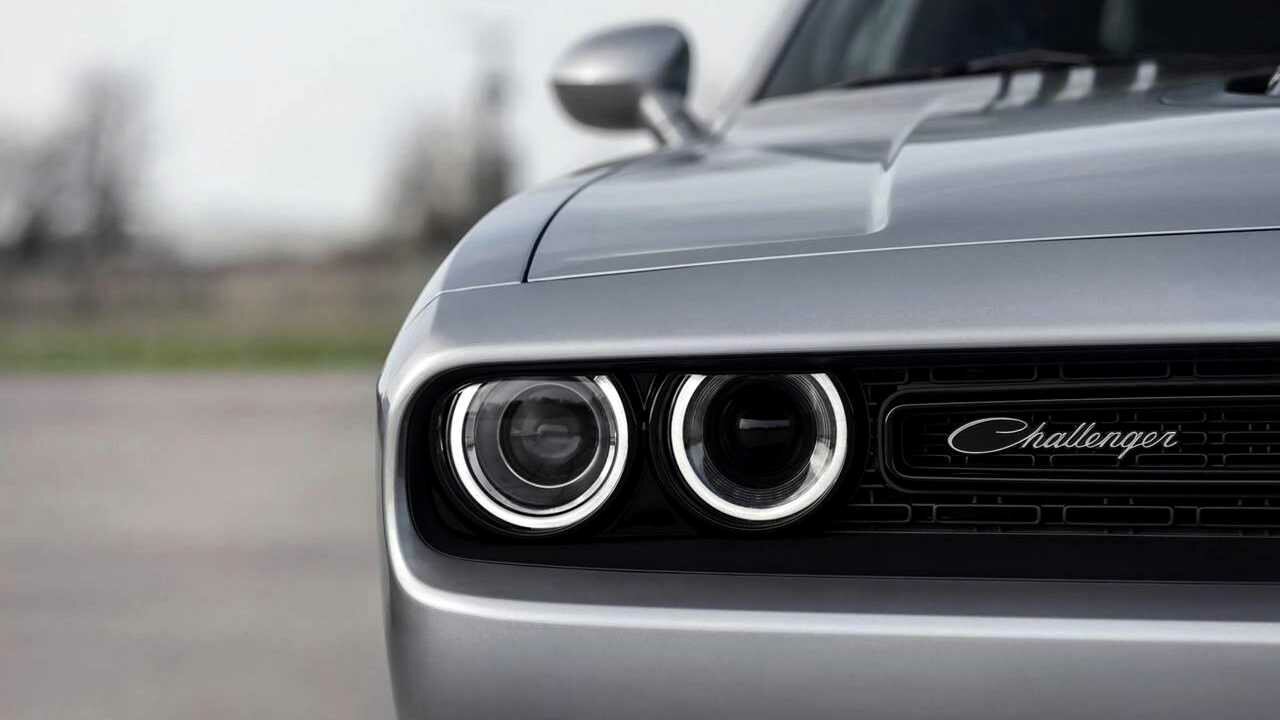 Картина на холсте 110x60 LinxOne "2015 Додж Челленджер dodge" интерьерная для дома / на стену / на кухню / с подрамником