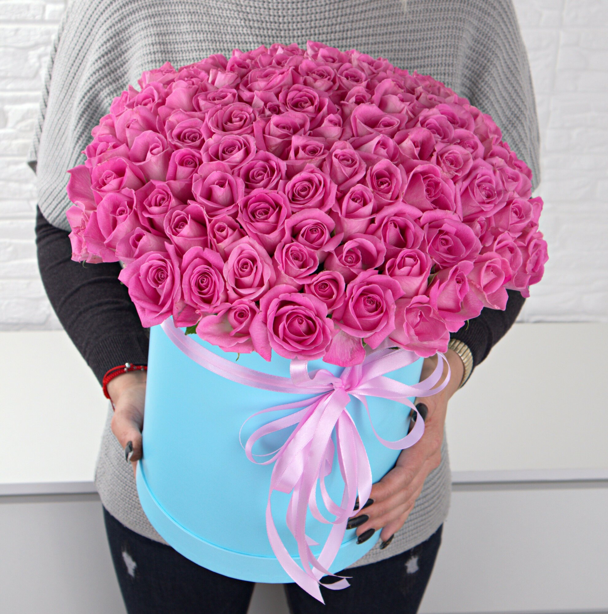 Монобукет THE FLOREAL шляпная коробка, розовая роза 101 штука