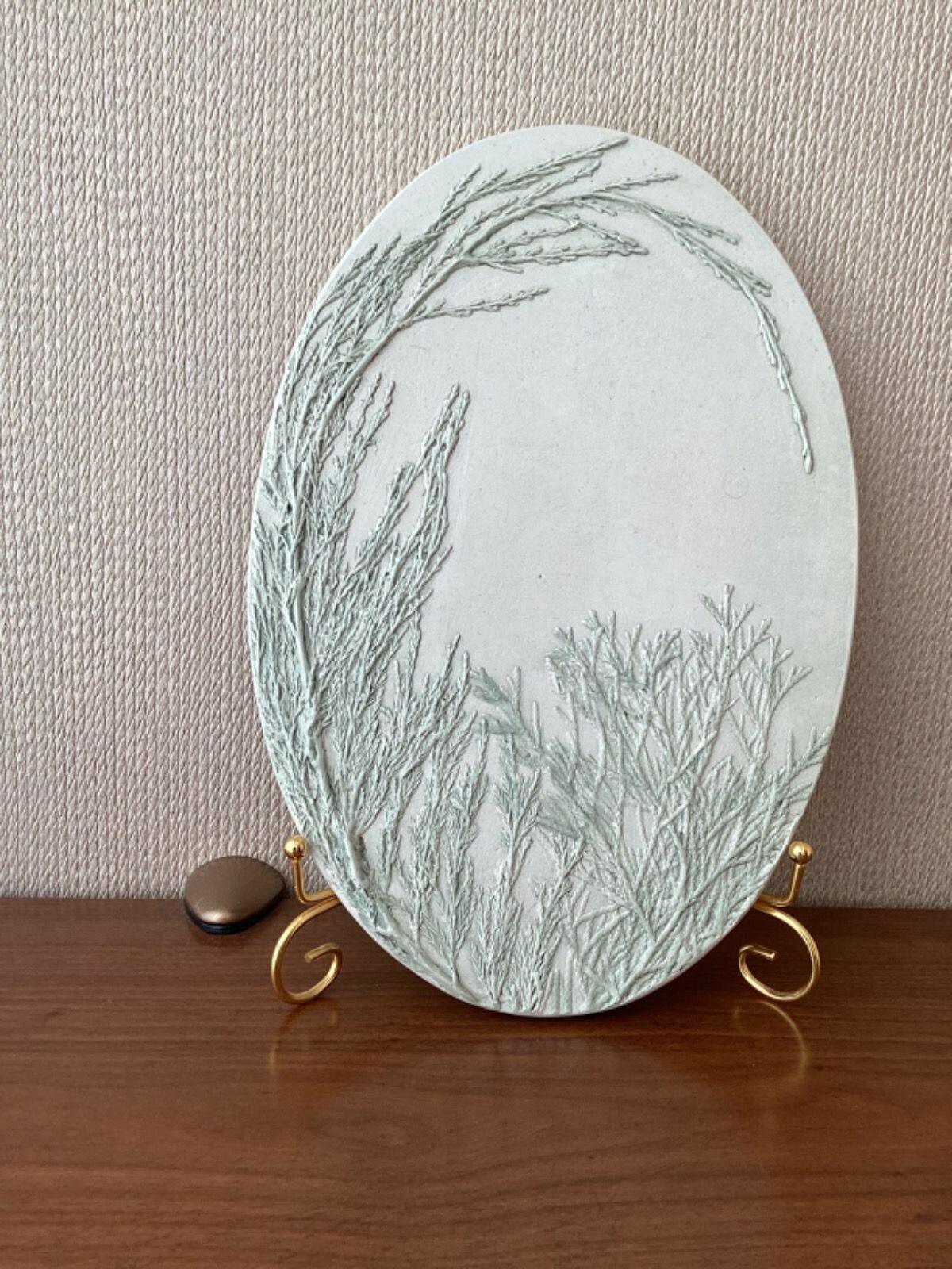 Панно из гипса, ботанический барельеф, картина "Туя", ручной работы, 31.5x21.5x1 см