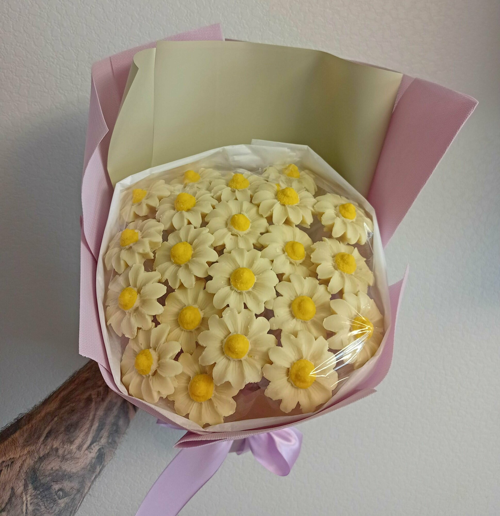 Шоколадный букет ShokoTrendy Первая Букетная, 21 ромашка, белый шоколад, ручная работа, 430 г