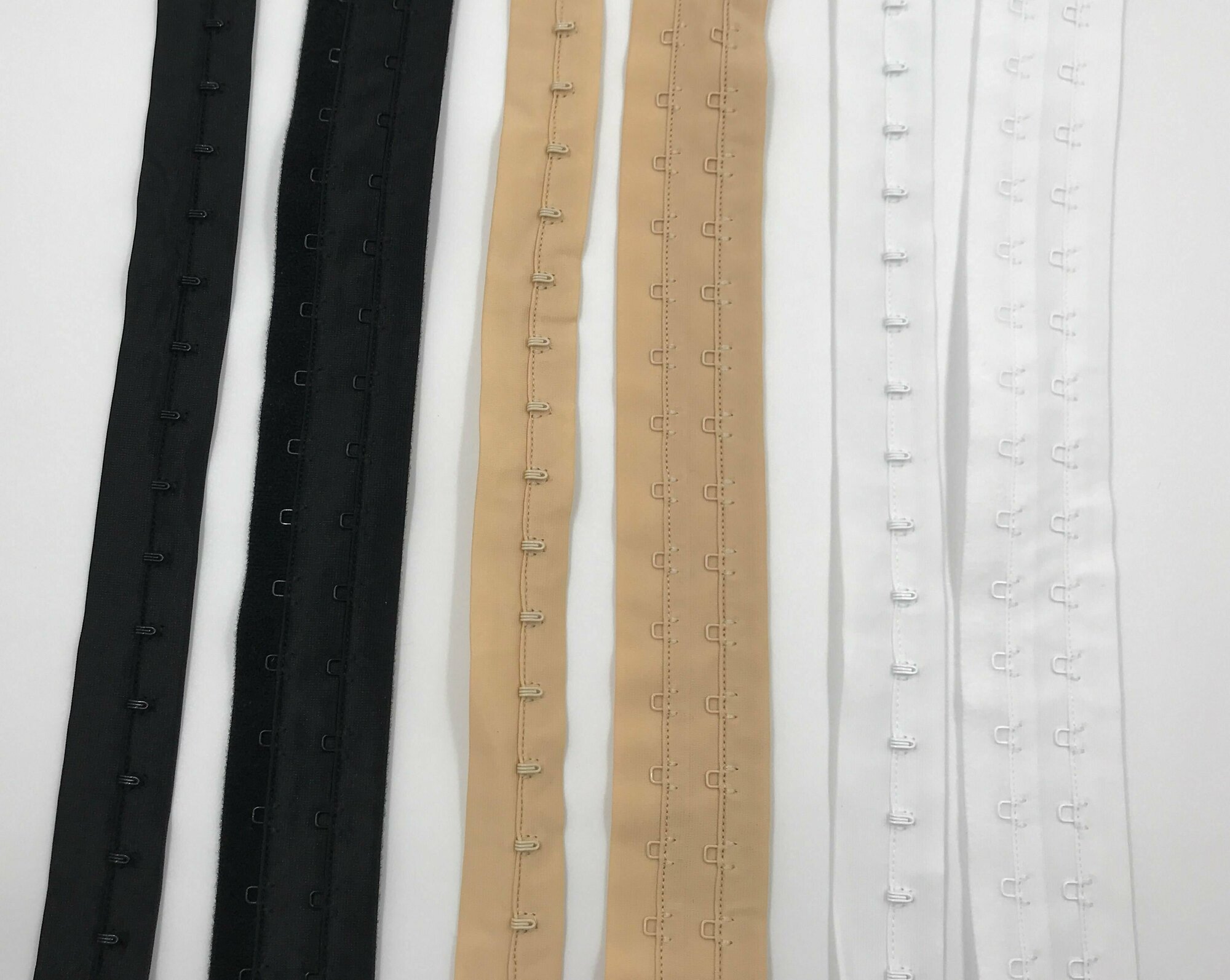 Крючки на ленте 2 ряда в наборе (черный, белый и бежевый цвет)