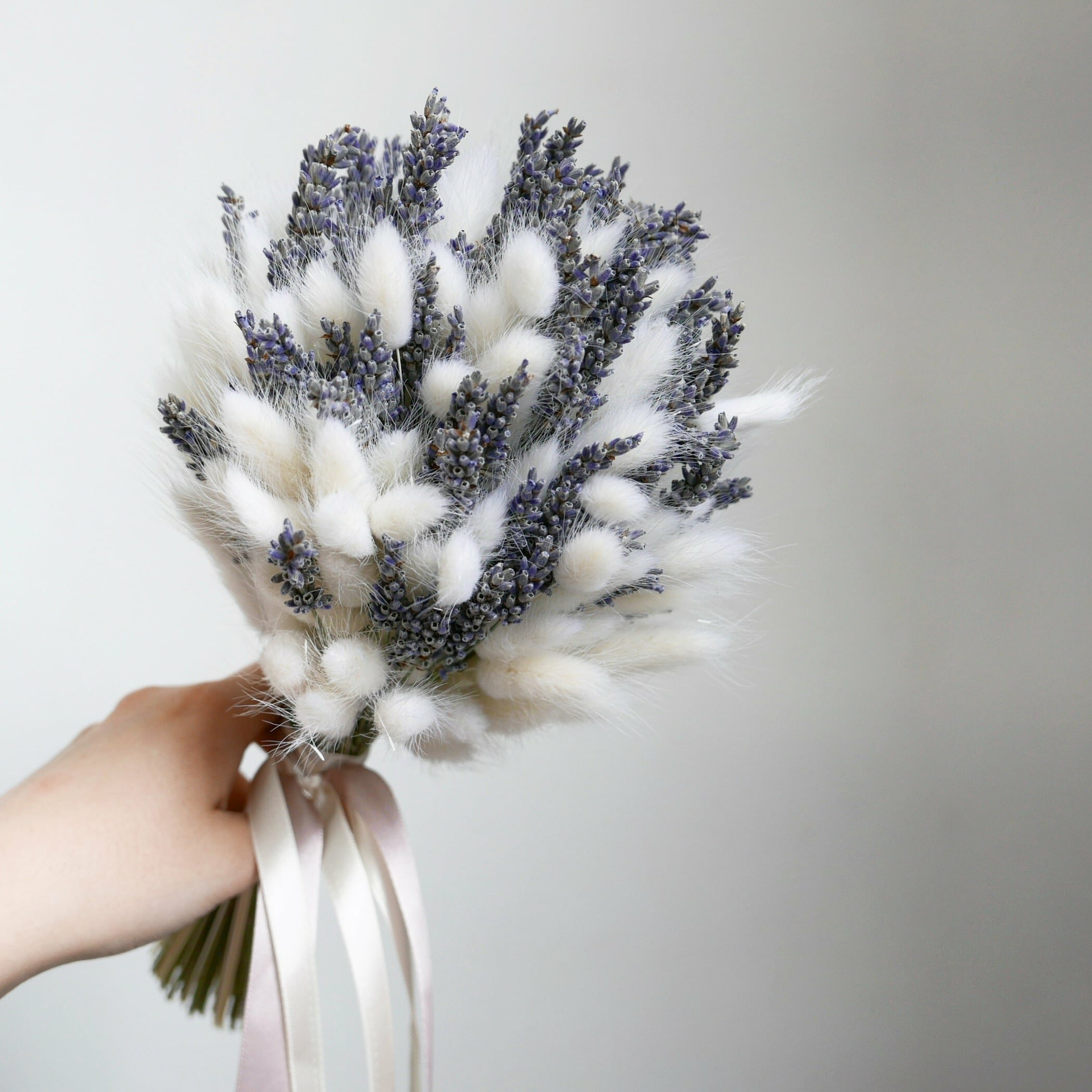 Букет из сухоцветов лагуруса и лаванды от студии цветов klumba.moscow