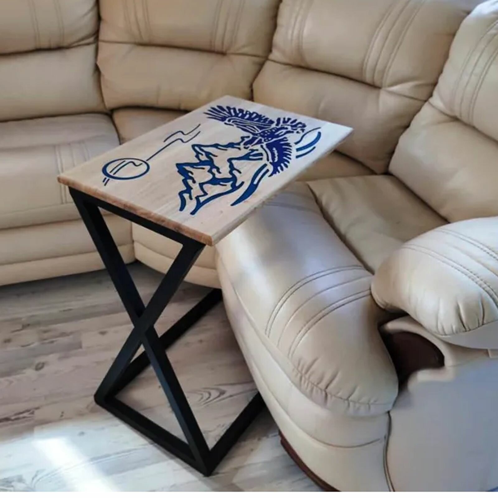 Придиванный стол из натурального дерева (массив дуба) на металлическом подстолье с рисунком из ювелирной эпоксидной смолы