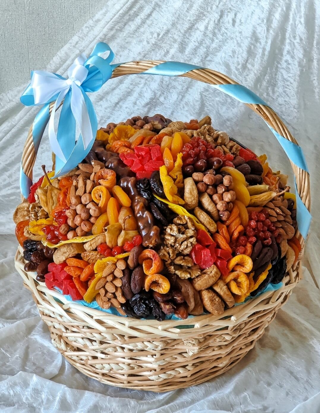 Корзина с сухофруктами и орехами