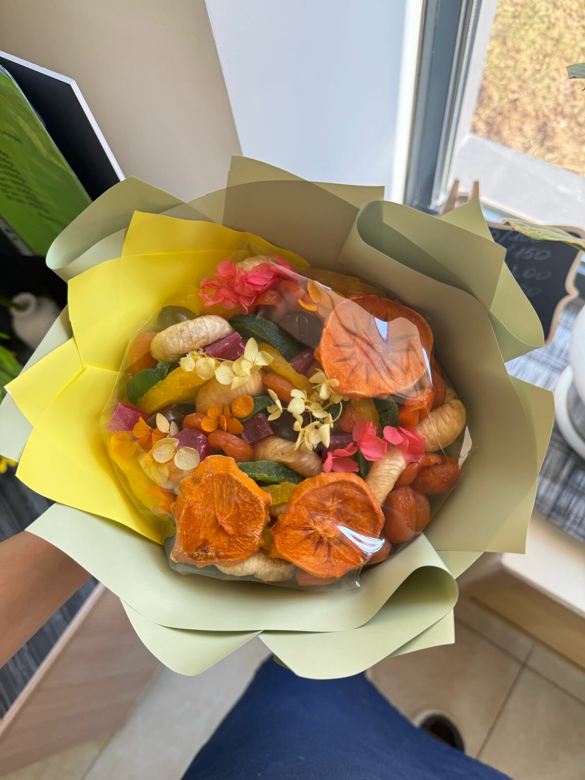 Букет из сухофруктов с хурмой