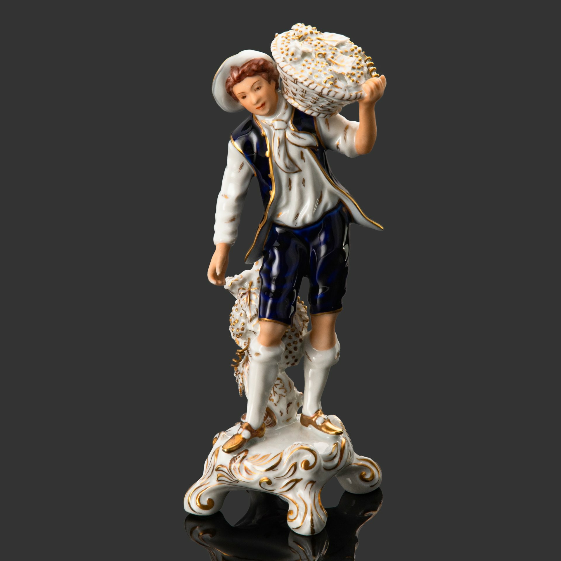 Статуэтка "Сборщик винограда", фарфор, бисквит, кобальт, роспись, золочение