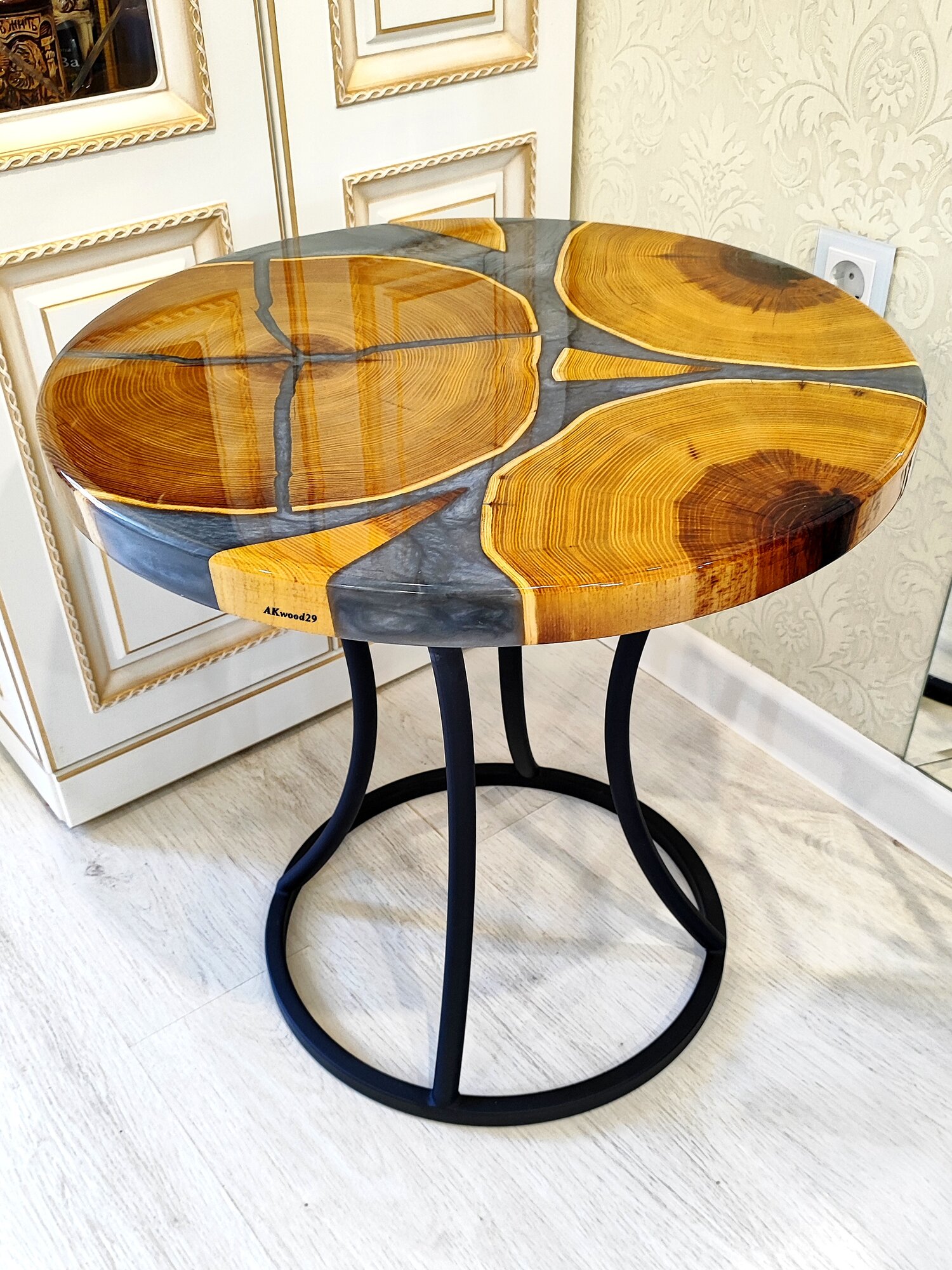 Журнальный/кофейный столик из дерева и эпоксидной смолы ручной работы "Акация графит (60)", 59*59*59см