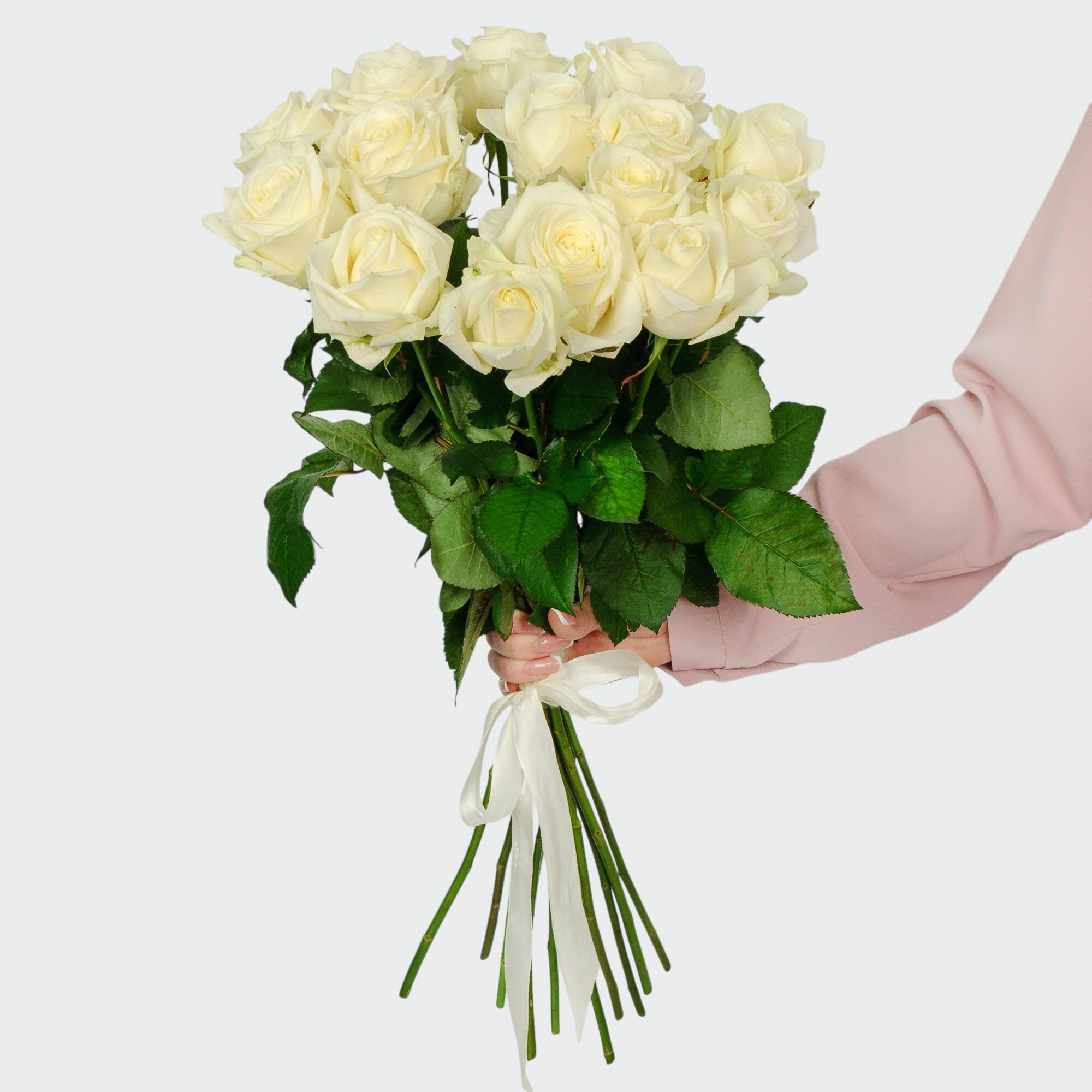 Букет от СоюзЦветТорг из 15 роз сорта Аваланш, высота 60см, цвет белый