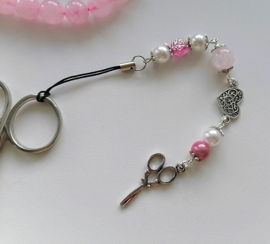 Маячок для ножниц с розовым кварцем, аксессуар для вышивки и шитья: подарок рукодельнице.