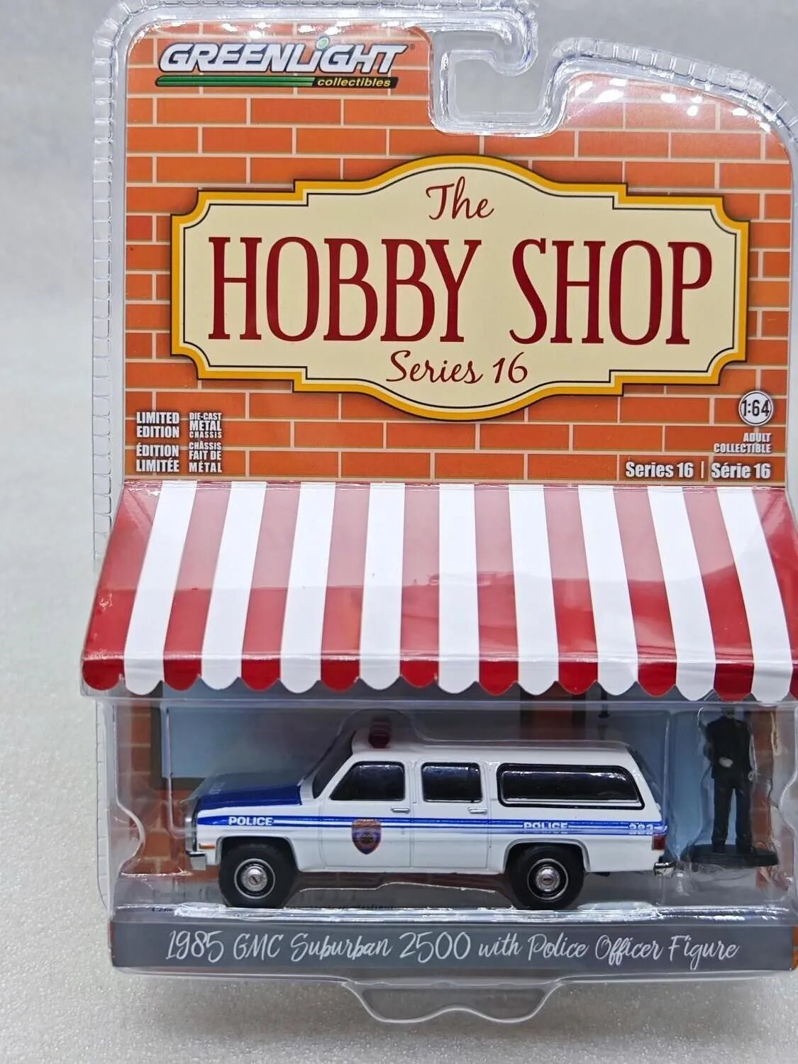 Машинка GreenLight 1/64 The Hobby Shop Series 16 - 1985 GMC Suburban 2500 New York City Transit Police Department with Police Officer Figure Die-cast Alloy Car Model Collection Toy Gift