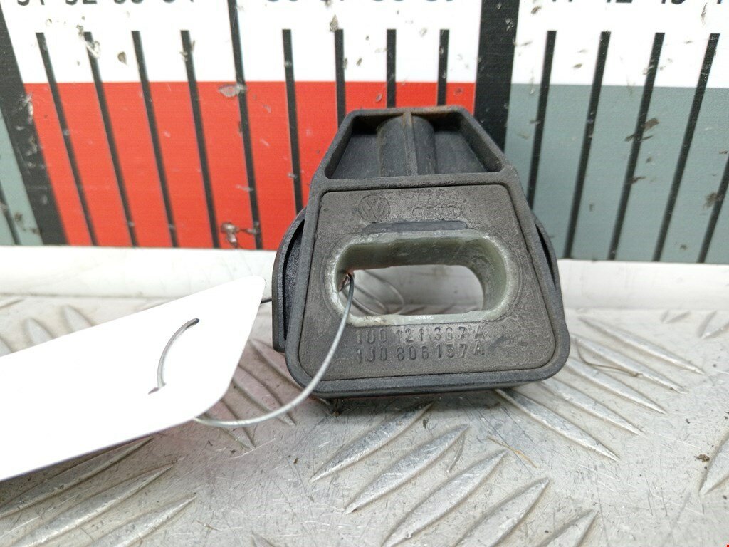 Кронштейн (крепление) радиатора Volkswagen Golf 4 1J0806155E арт. 2191234