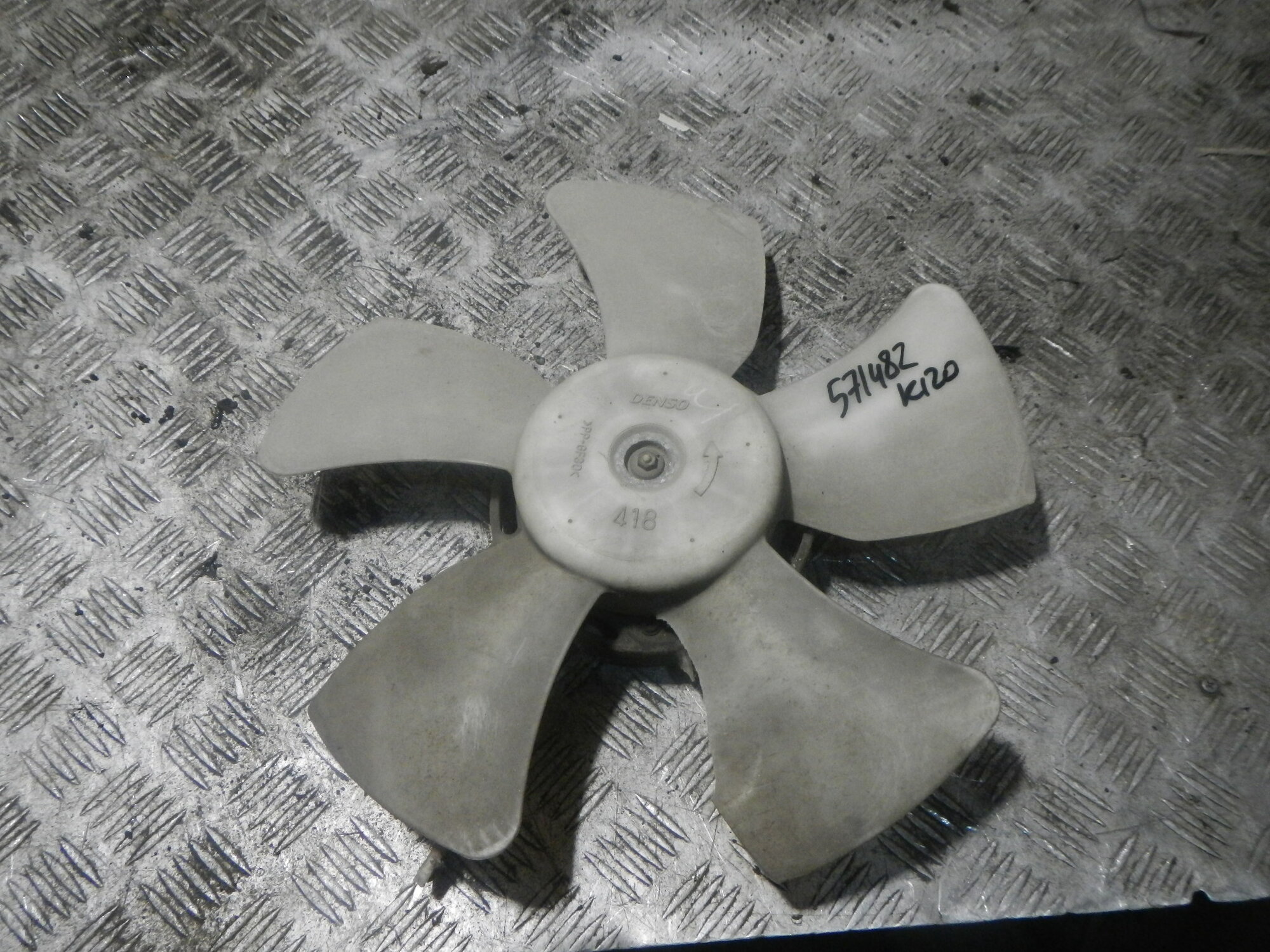 Б/У Моторчик вентилятора, Toyota (Тойота)-COROLLA 120 (01-06) TOYOTA COROLLA 120 (01-06) Нет куска вентилятора. 571482 T...