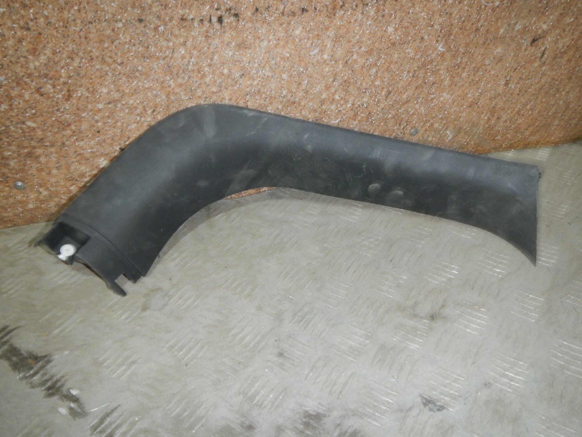 Б/У Обшивка двери багажника, Mitsubishi (Митсубиси)-OUTLANDER (12-) MITSUBISHI OUTLANDER (12-) левая царапины. 501973 MIT...