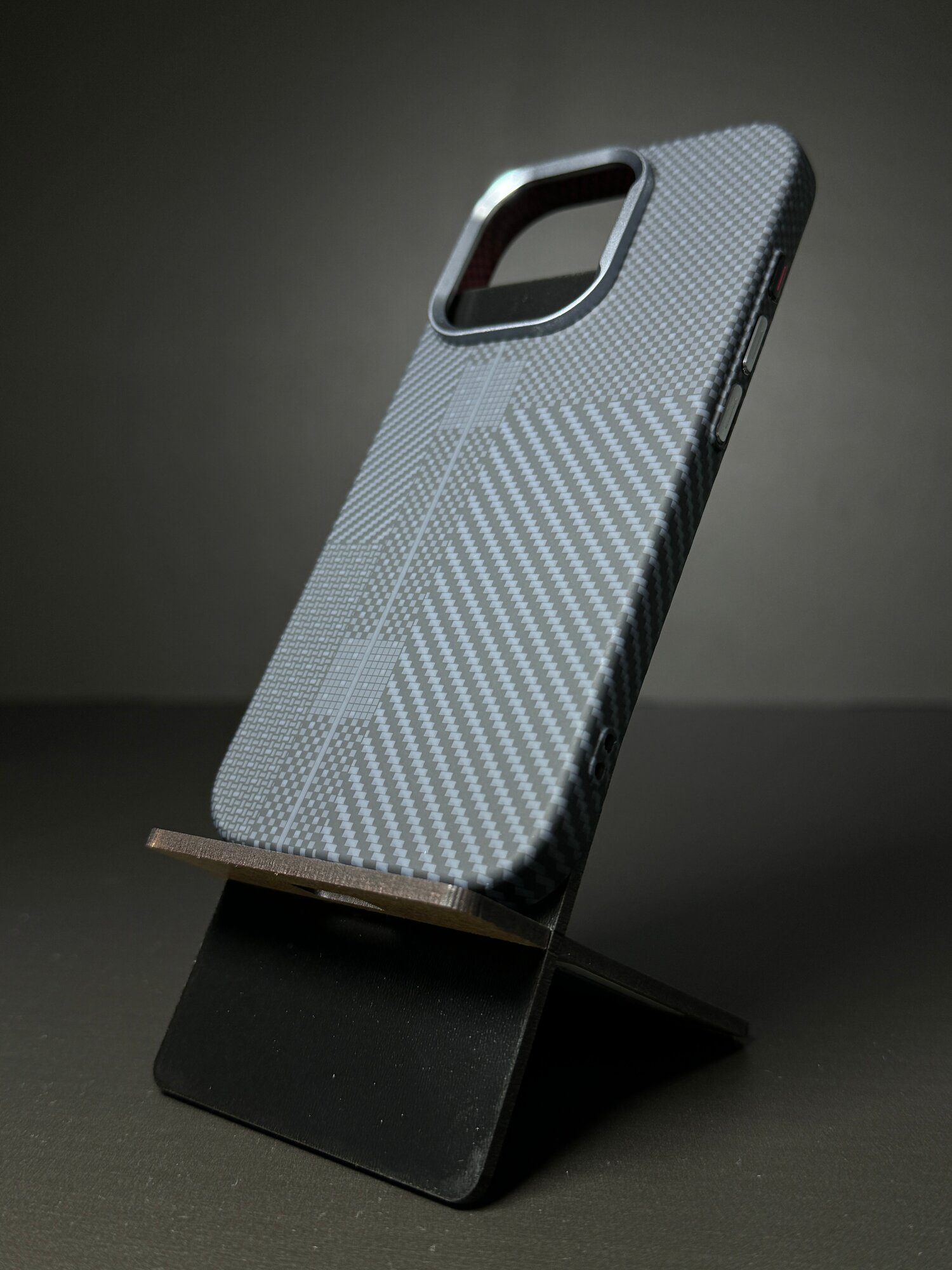 Чехол-накладка для Айфон 16 Про с МагСейф из Кевлара / чехол на iPhone 16 Pro с MagSafe Kevlar LUXO Life+ / MOSBROS, черный с узором, карбоновый