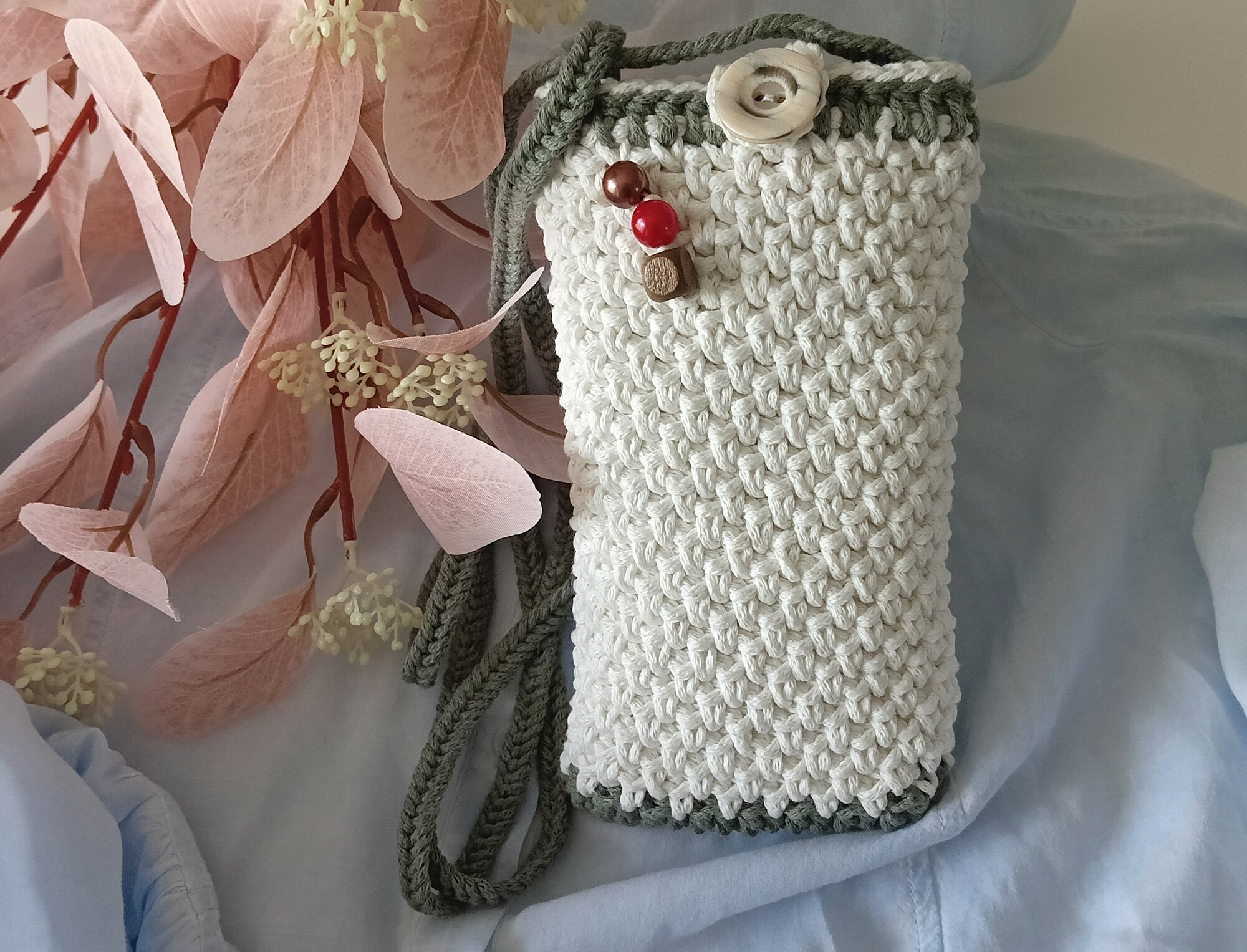 Чехол-сумка для смартфона через плечо, хлопок, с бусинами. Цвет молочный.