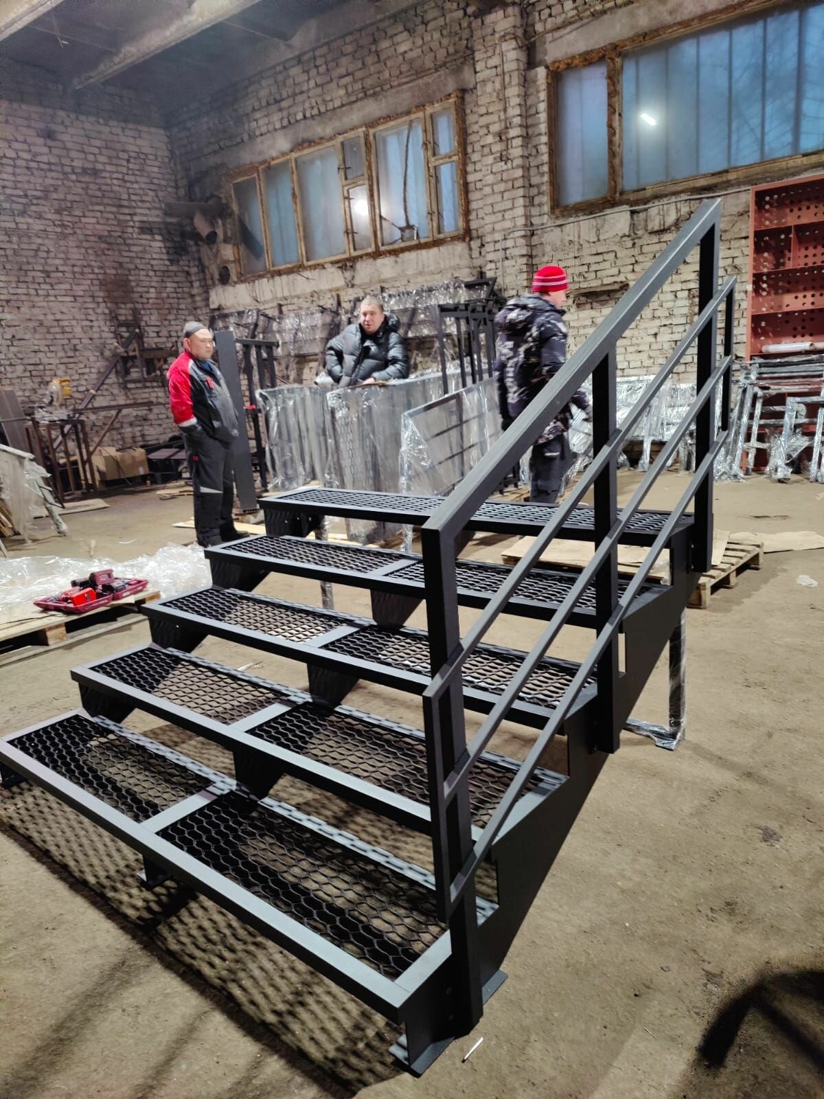 Лестница-крыльцо 5 ступеней, с ступенями из ПВЛ, ограждение слева. Ширина 1 метр.