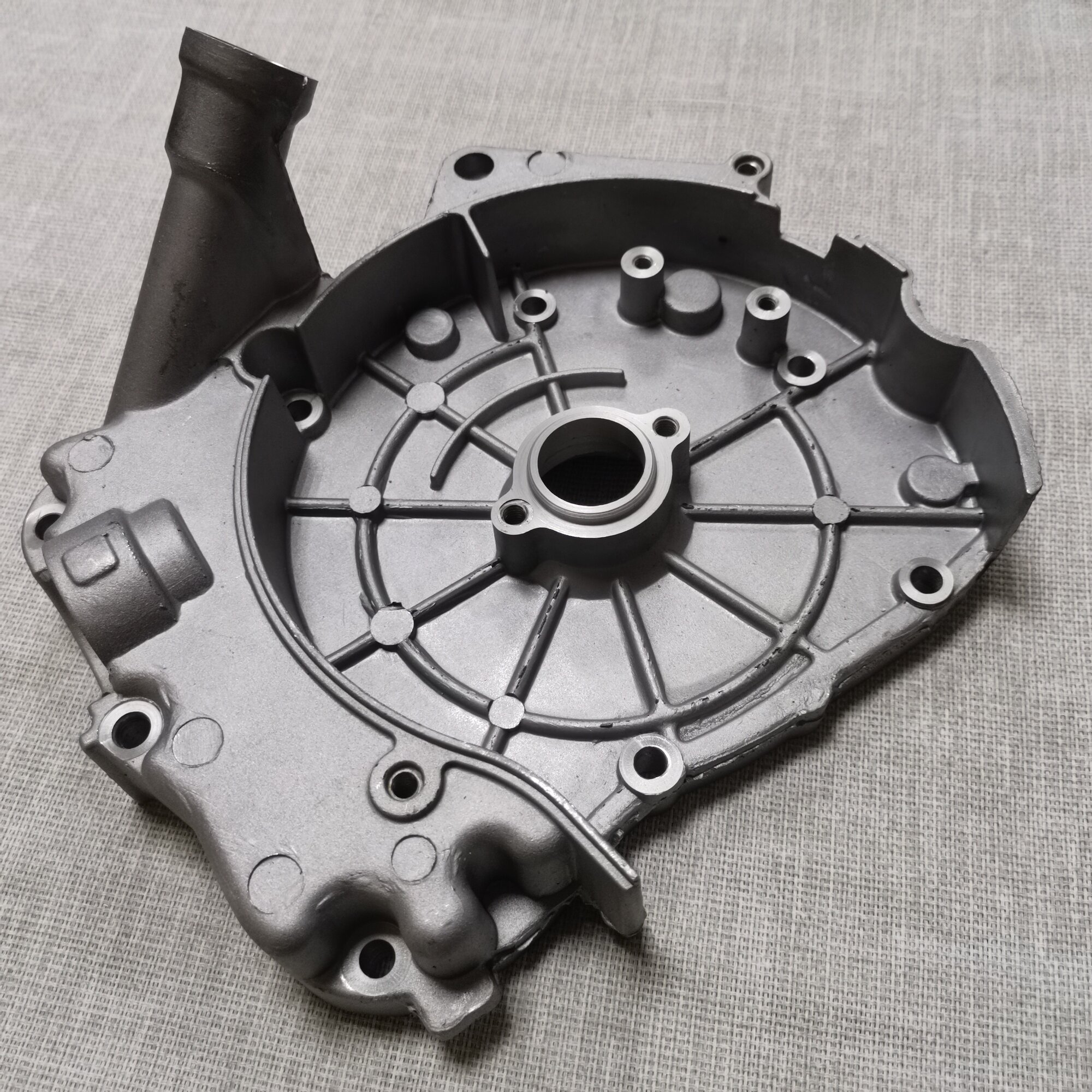 Крышка картера двигателя 157QMJ правая (c отверстием маслощупа) на китайский 4т скутер 50/100 см3