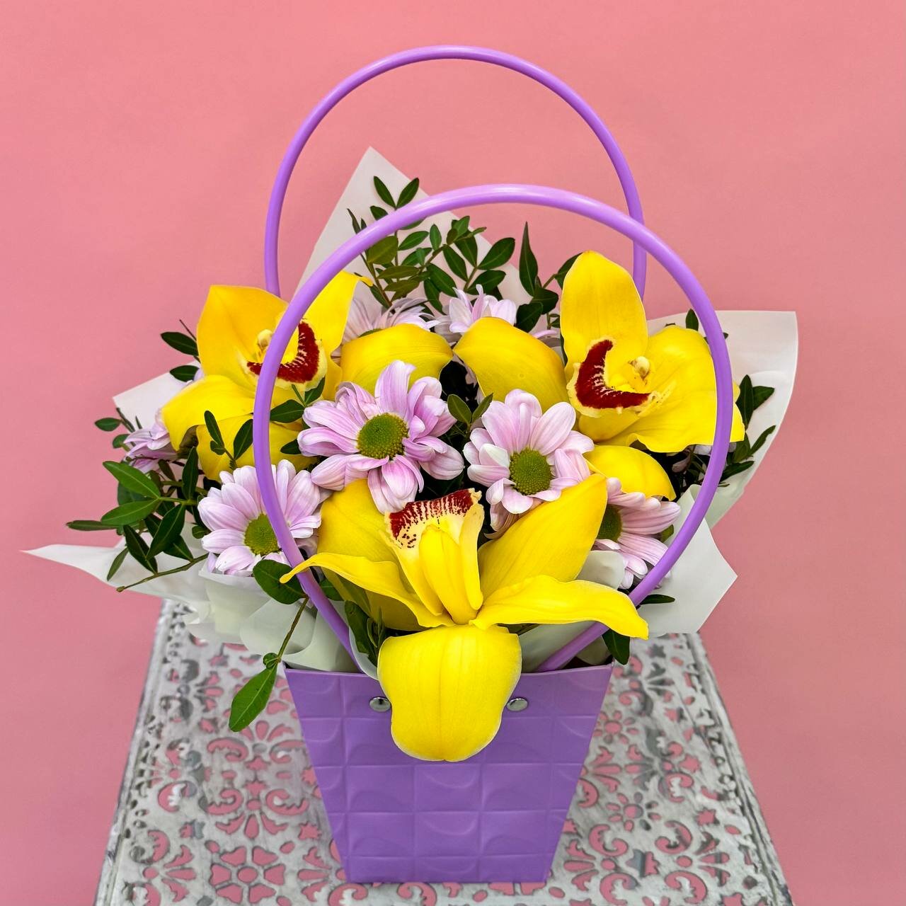 Композиция в сумочке "Сумочка орхидей", с орхидеями и хризантемами, в жёлтыхи лавандовых оттненках