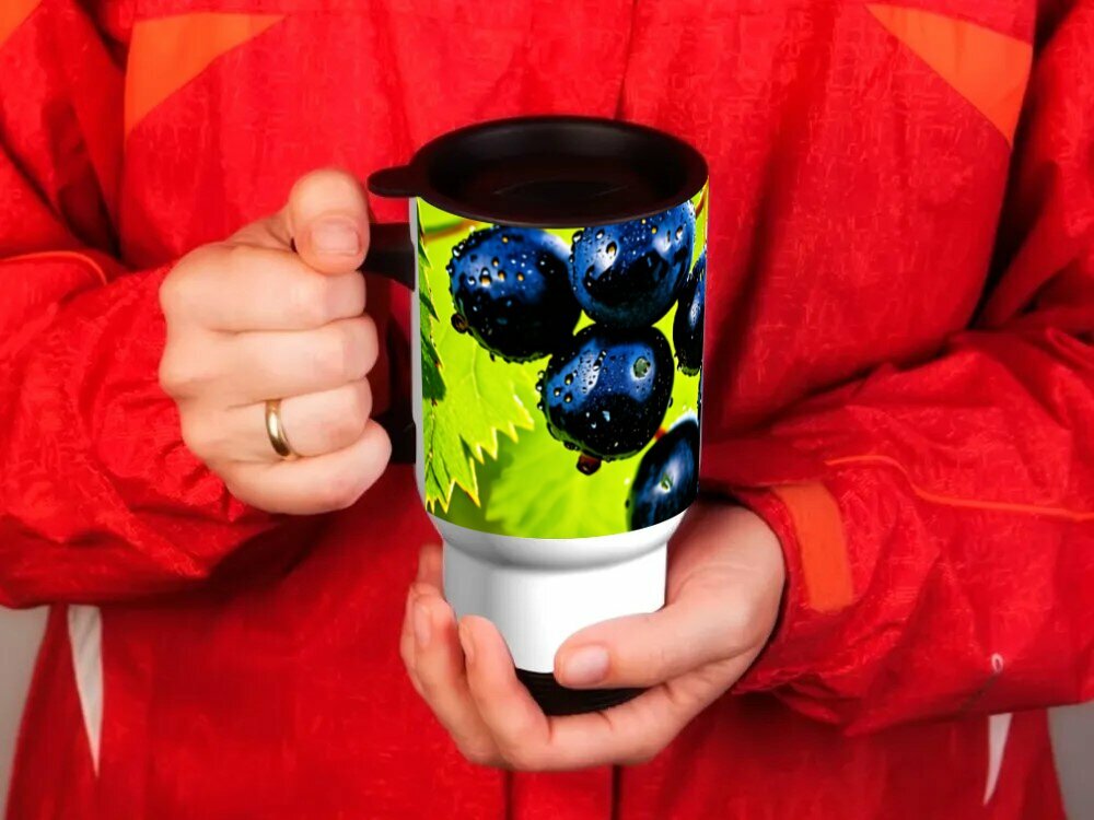 Тремокружка для авто с принтом "Крупный план спелых черных смородин, покрытых капельками воды, на фоне зеленых листьев. Освещение мягкое, с солнечными бликами, создающее." 0.5 л.