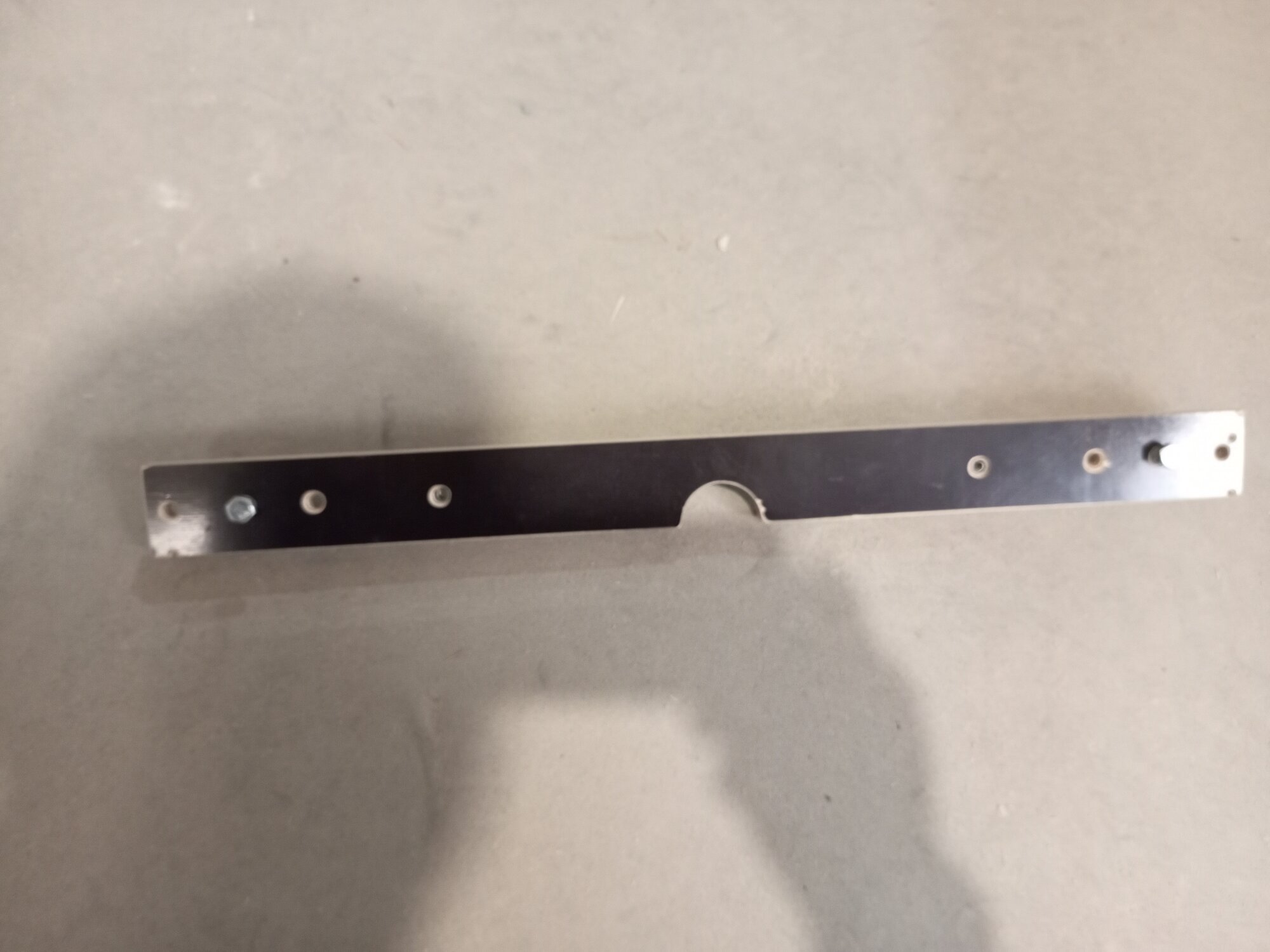 Продольный упор для верстака "Системы Сергеева". Может наращиваться компонентами системы и исполнять функции поперечного упора и пылеулавливателя.