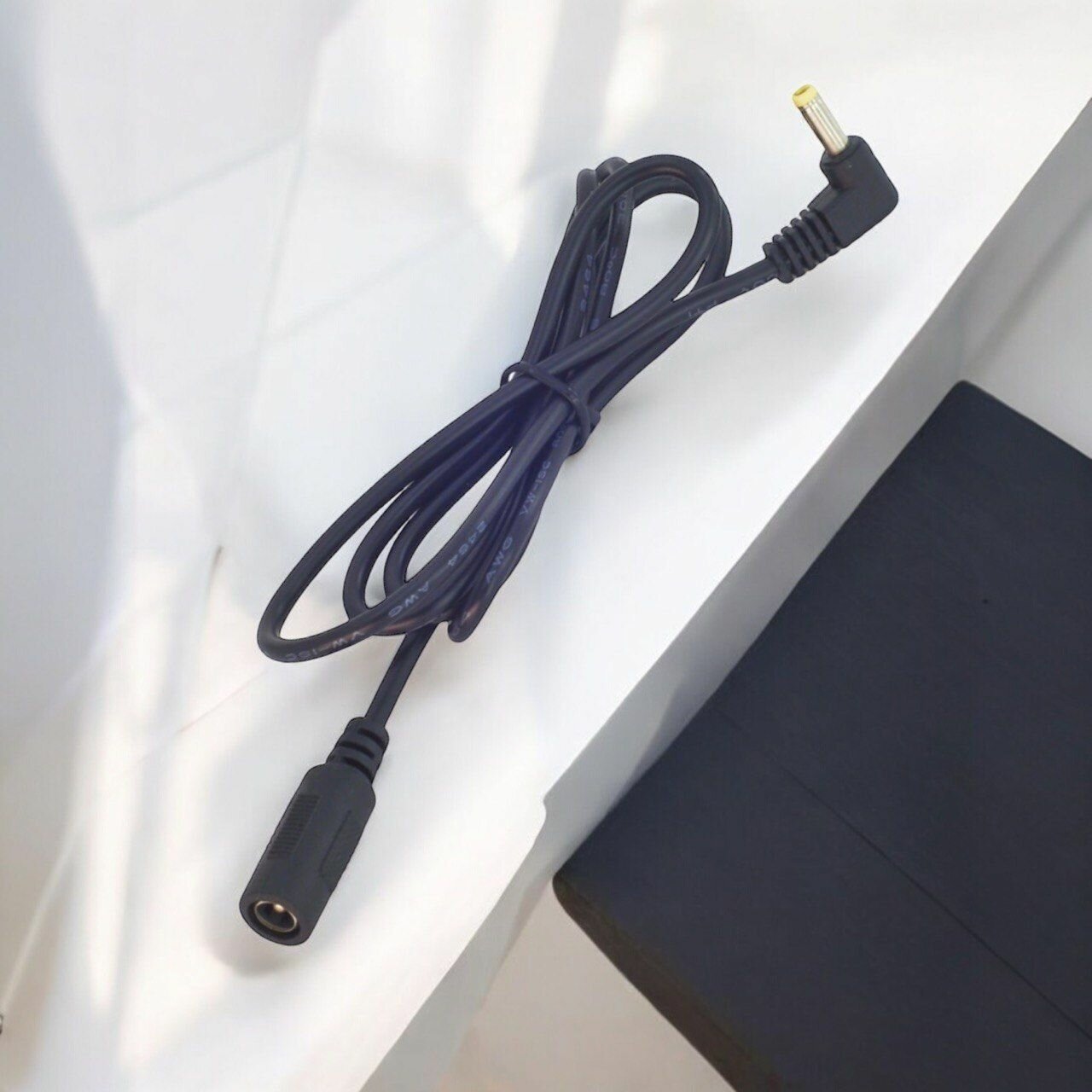 Кабель переходник 5.5x2.1 мм "мама" на 4.0x1.7 мм (штекер) угловой 1 метр