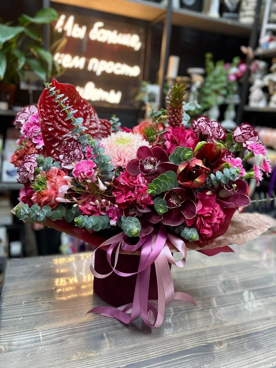 Букет "Red Box", в коробке, амариллис, антуриум, агапантус, фрезия, гортензия, роза, хризантема и др.