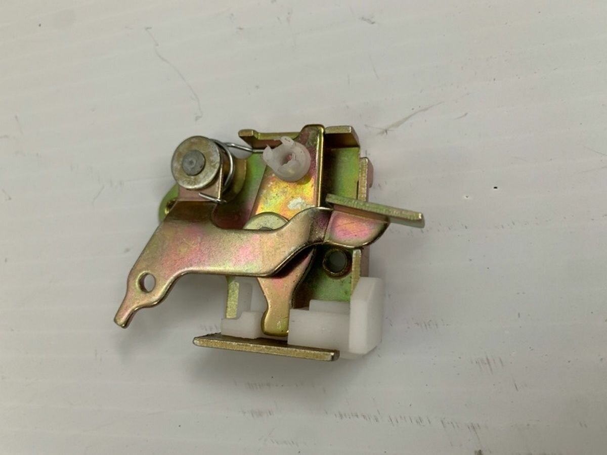 Замок двери левый MERCEDES ACTROS AXOR ATEGO KAMAZ 5490 (мерседес КАМАЗ)