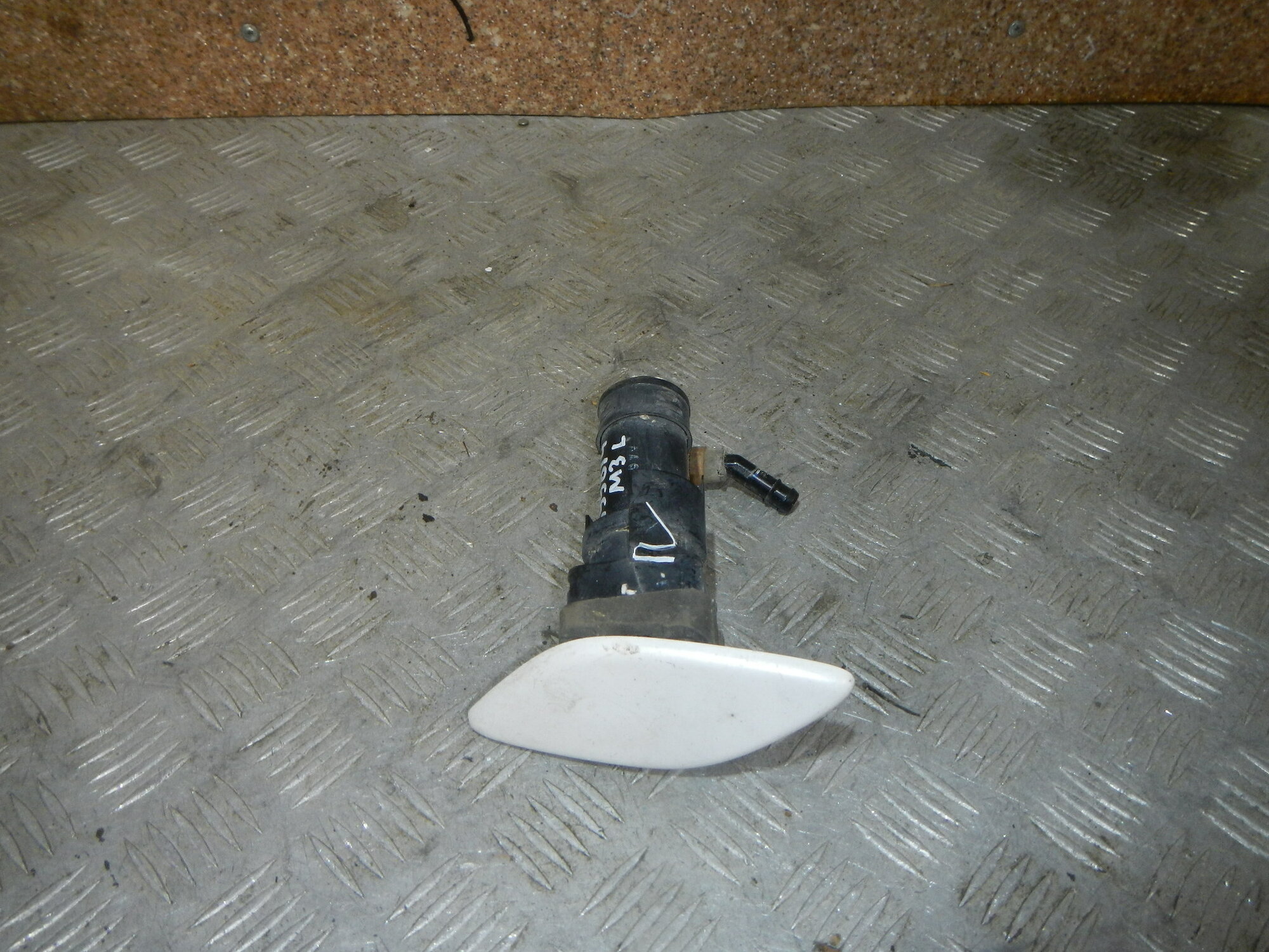 Б/У Форсунка омывателя фары, Mazda (Мазда)-3 (BL) (09-13) MAZDA 3 (BL) (09-13) Левая,в сборе. Сломано крепление. 599814 M...