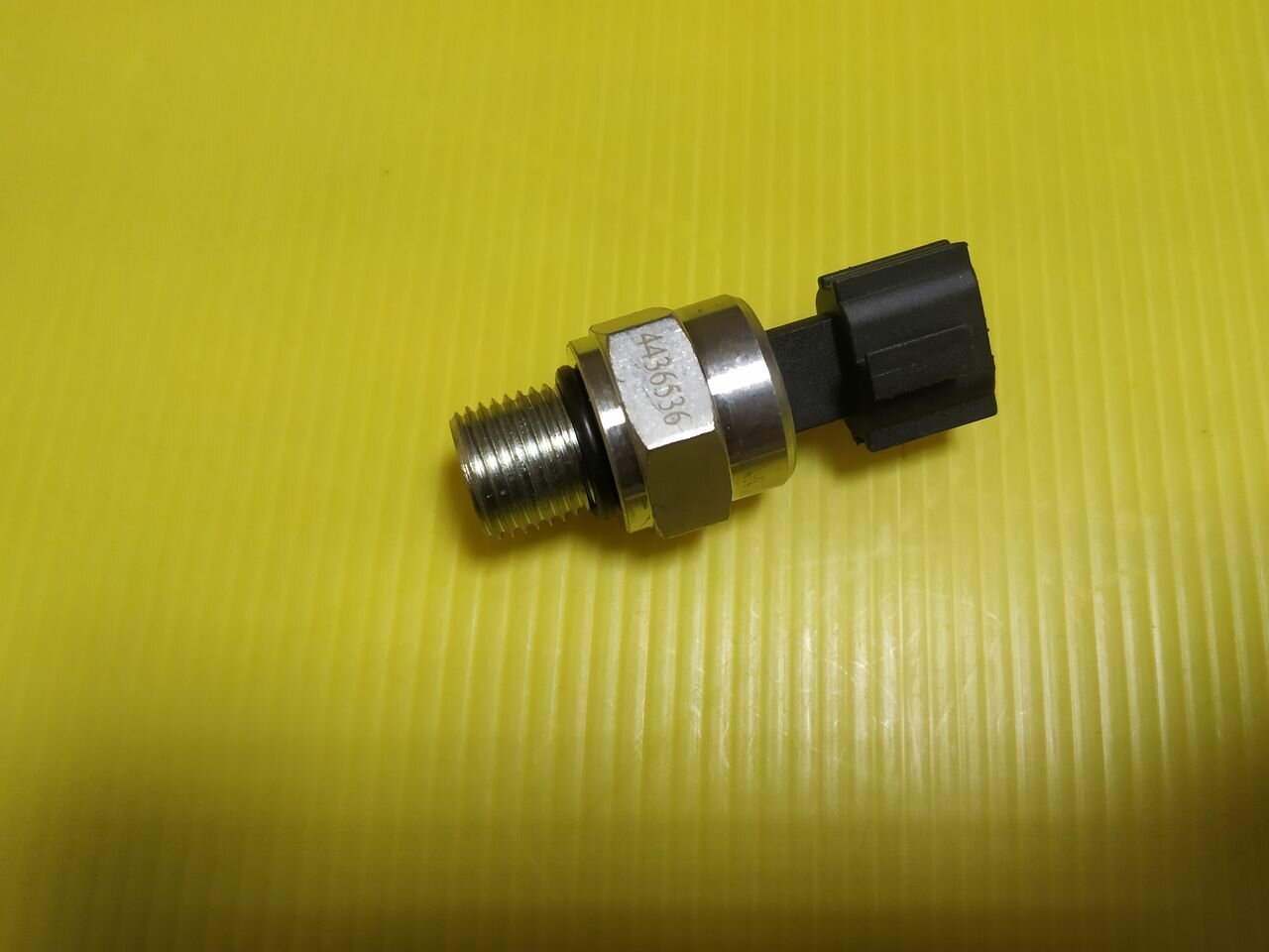 Hitachi Датчик давления масла