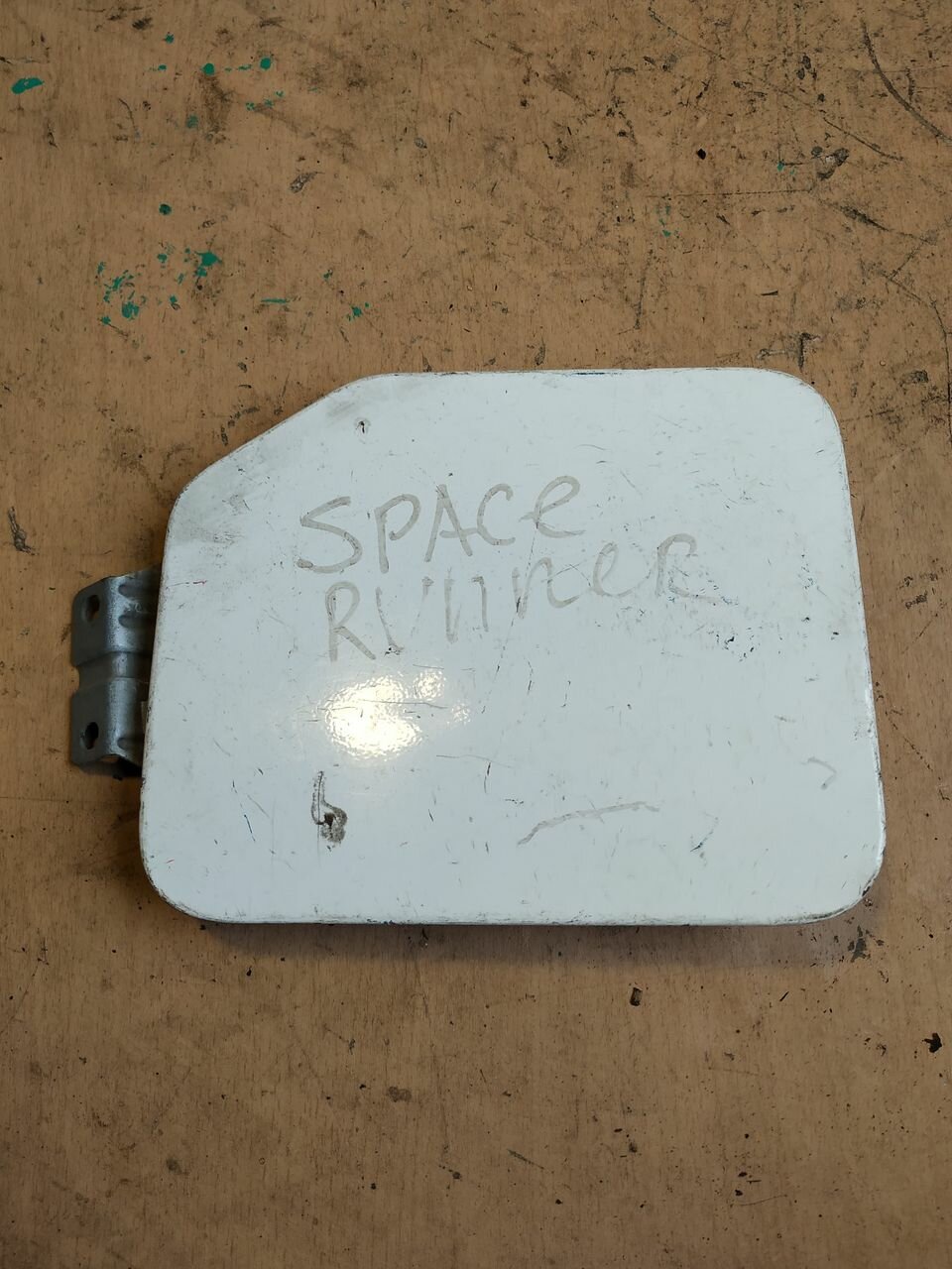 Mitsubishi Space Runner Лючок бензобака