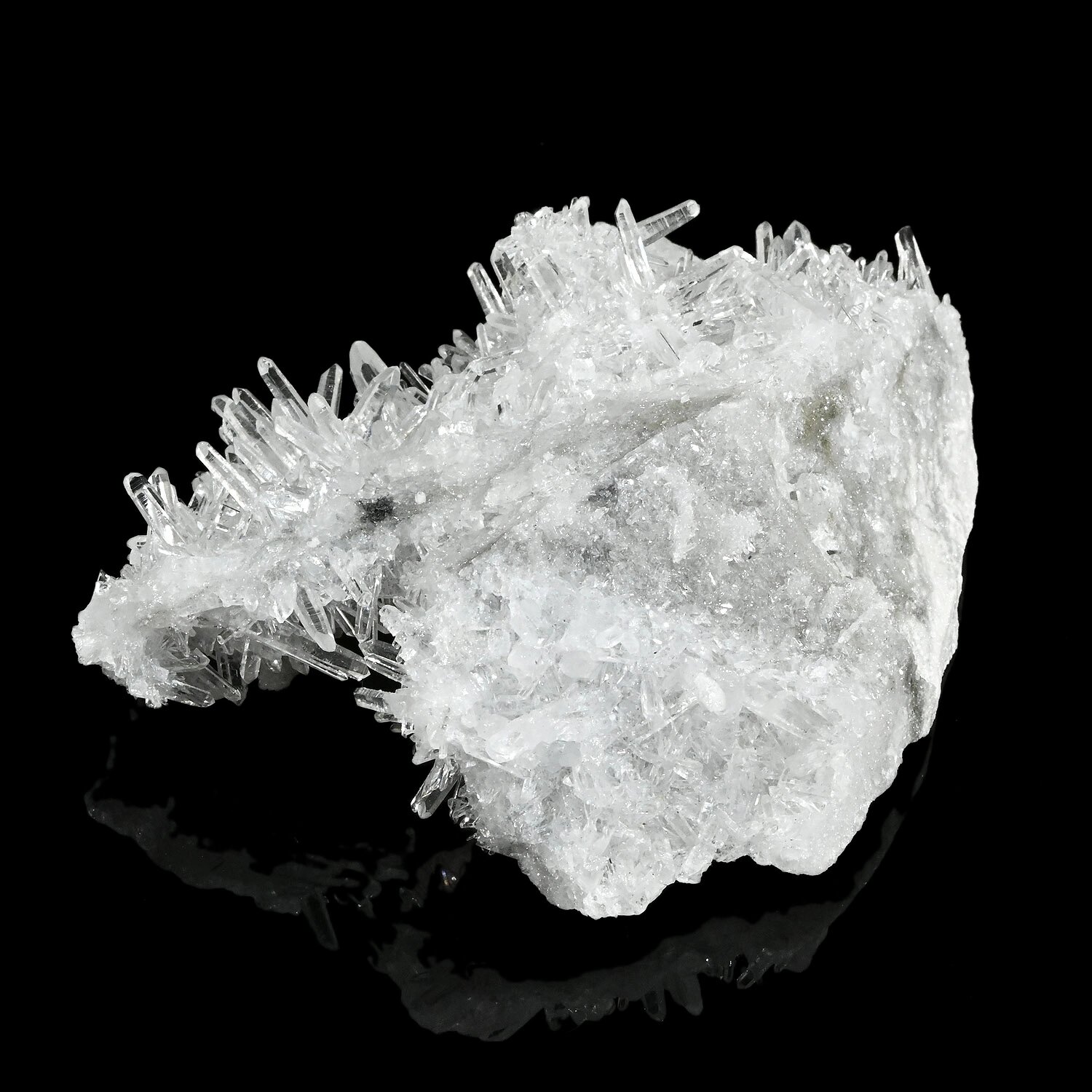 Друза из горного хрусталя 110*83*35мм, 225г .