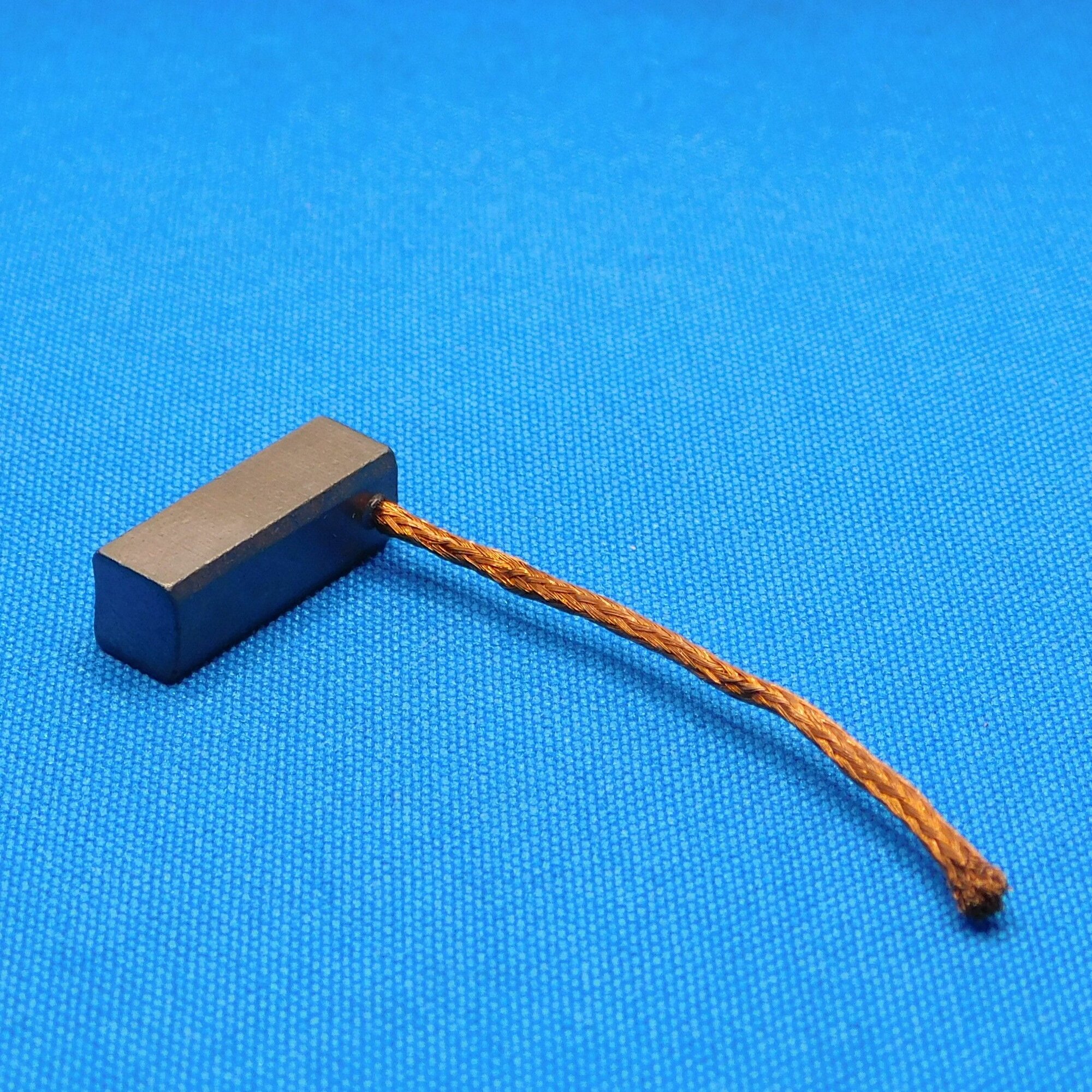 Щетка меднографитовая 7x7x19 (7x7x19,6) KSB0007 электродвигателя отопителя (печки) - вывод сбоку (угловой) Nissan X-Trail Renault Logan - 1 штука