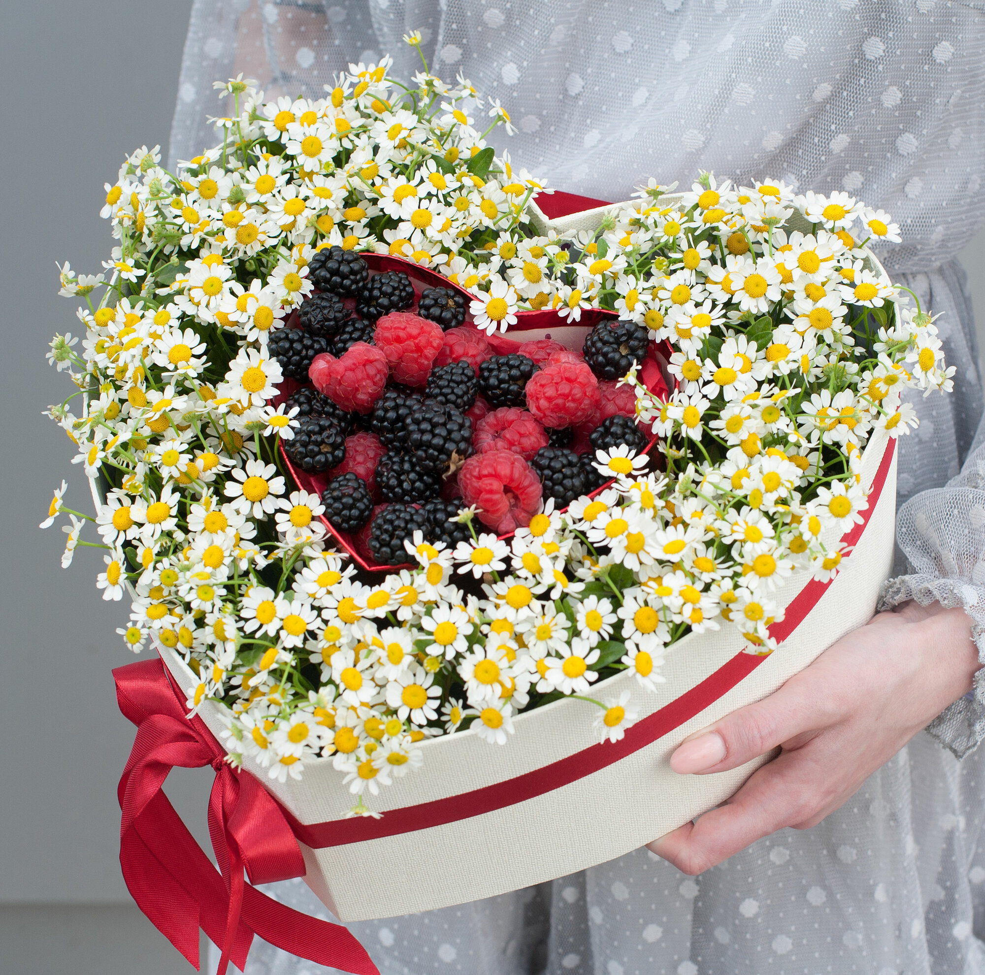 Коробка с кустовыми ромашками, малиной и ежевикой "Любимый июль"