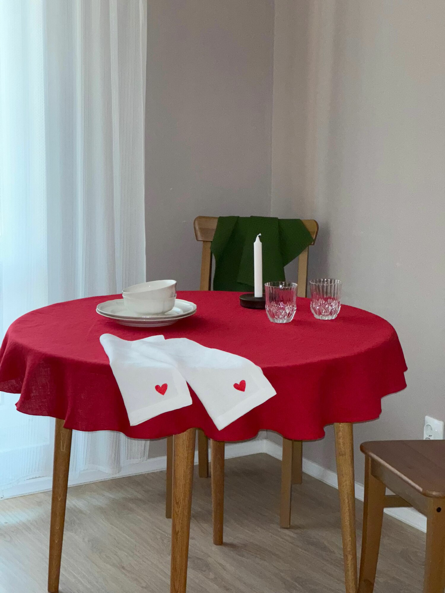 Скатерть "Круглая красная льняная" LenJuLen 140x140 см Пасха 2025