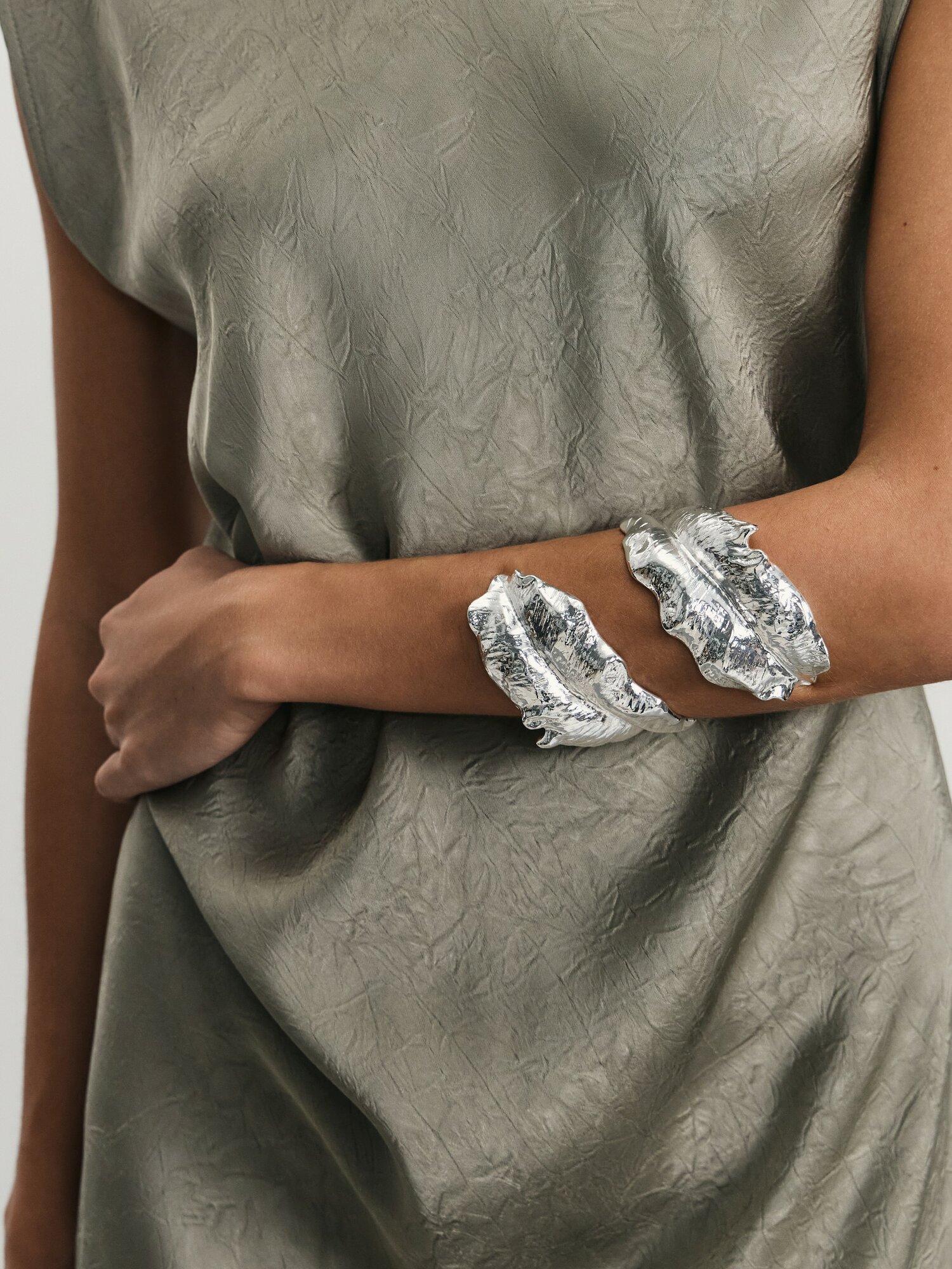 Жесткий браслет